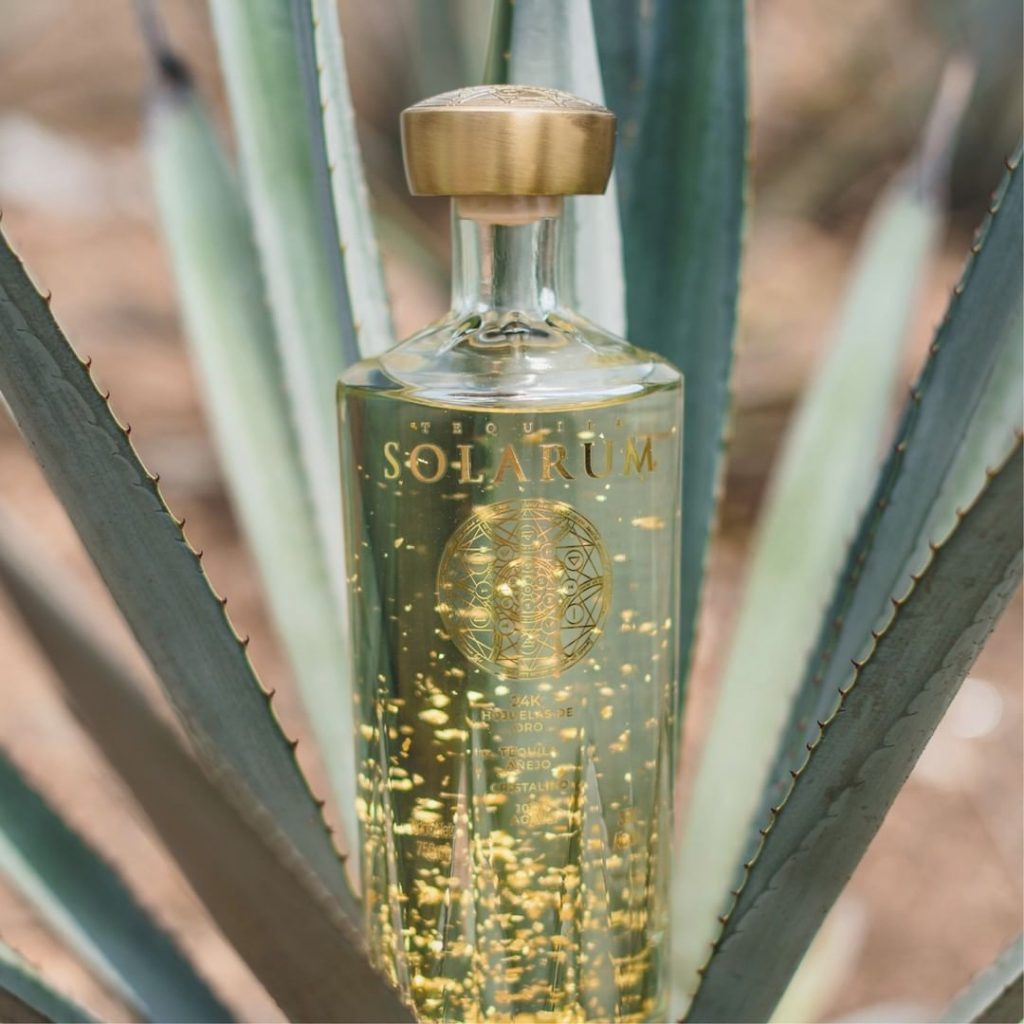 Tequila Solarum, 100% Agave Azul y hojuelas de oro comestibles