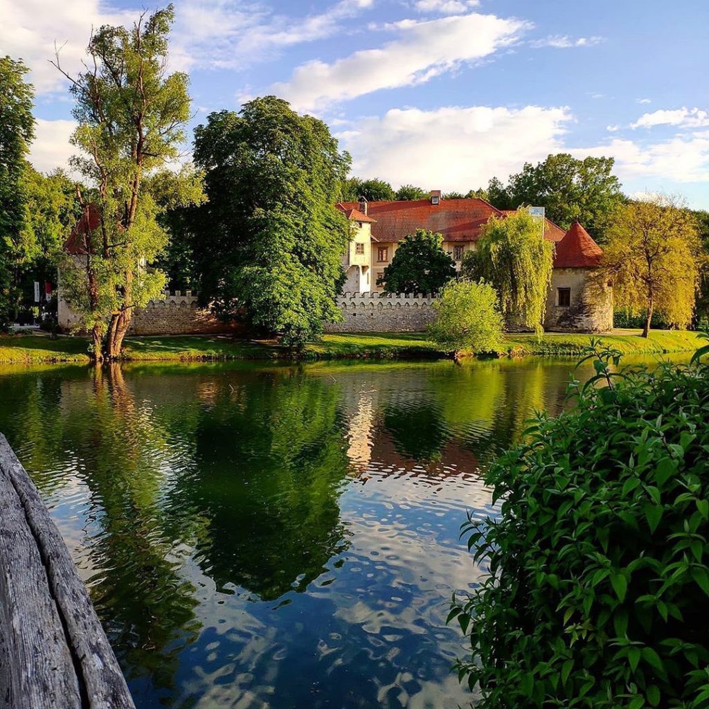 Grad Otočec, un castillo medieval hotel y restaurante en Eslovenia.