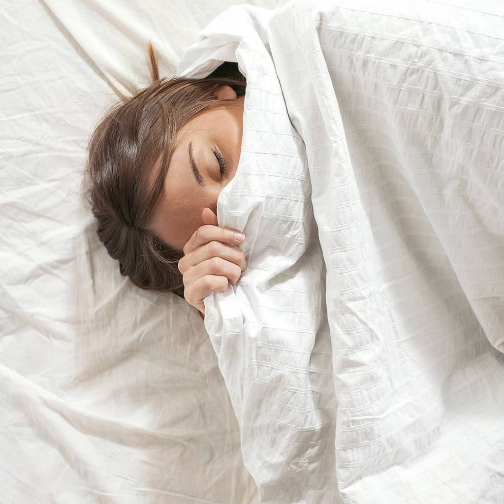 Cuál es la mejor posición para dormir y descansar bien