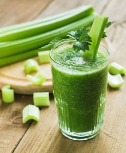 Beneficios y propiedades de comer apio regularmente