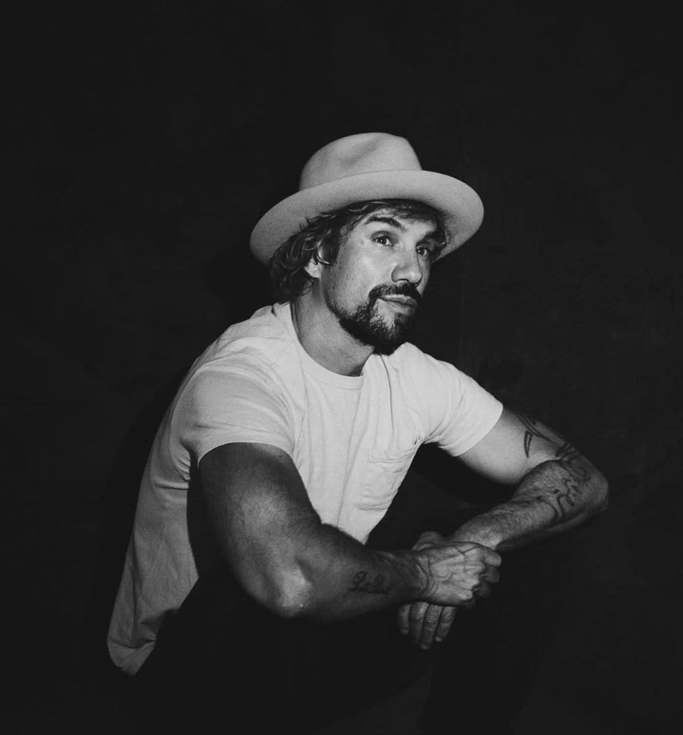 Charla con Macaco, el cantante de letras rebeldes que le canta al amor