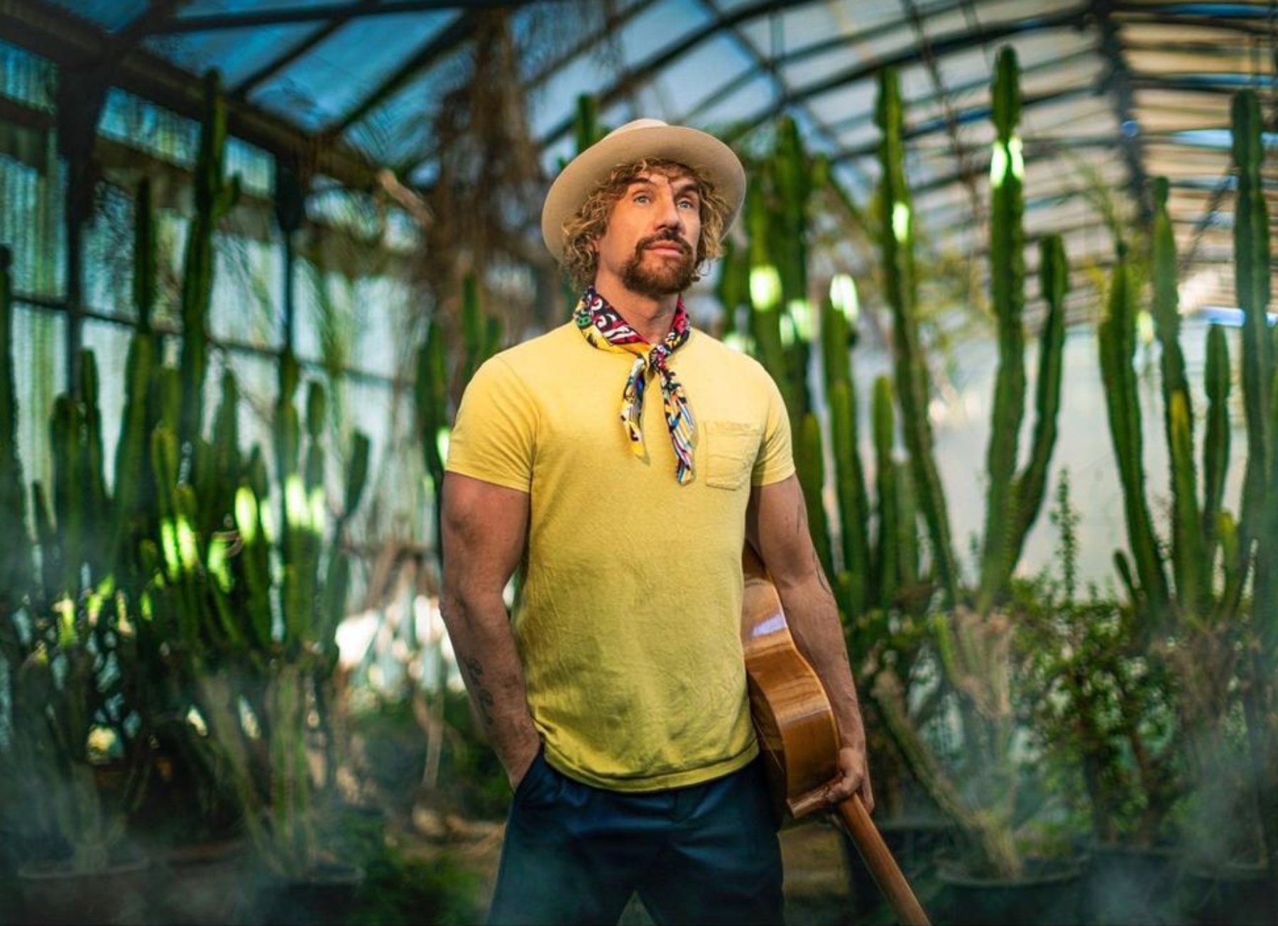 Charla con Macaco, el cantante de letras rebeldes que le canta al amor