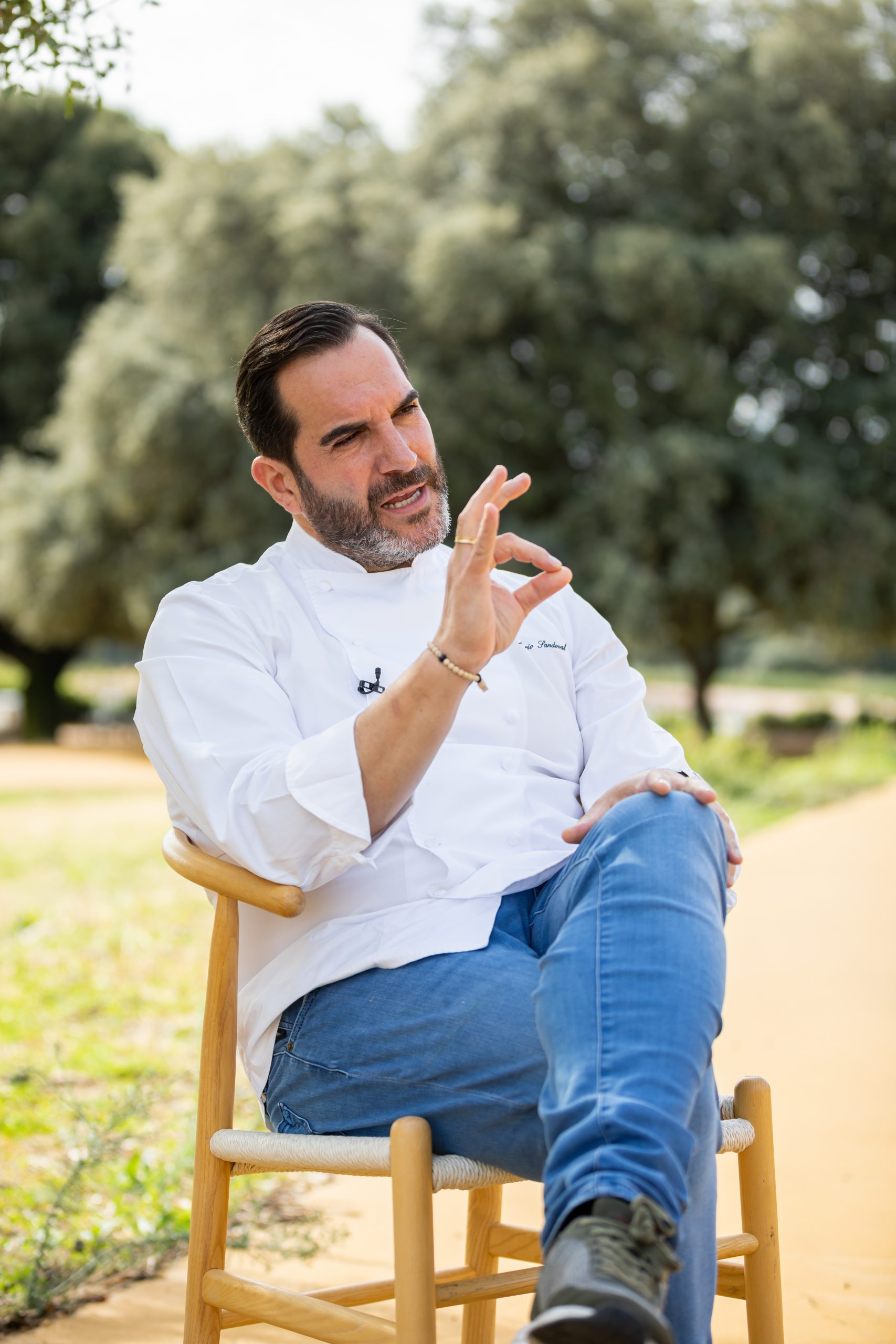 Mario Sandoval: el chef que cocina carne de toro en su restaurante Coque