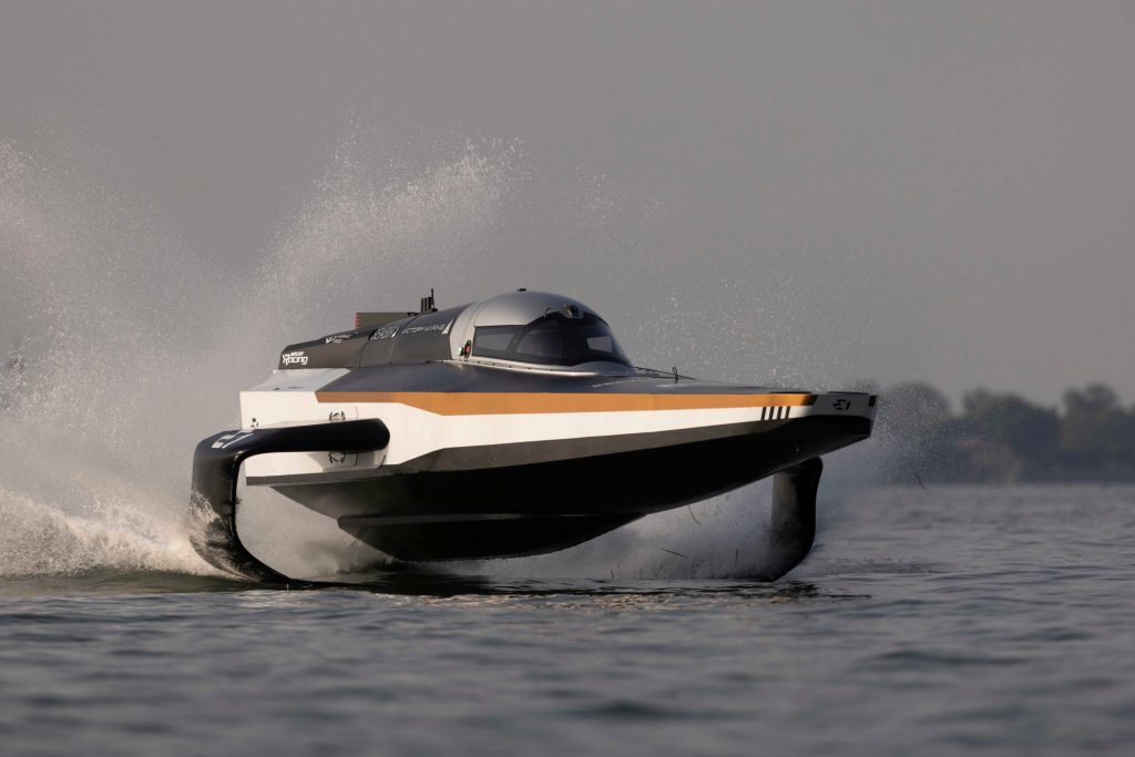 La lancha de carreras eléctrica más llamativa y veloz