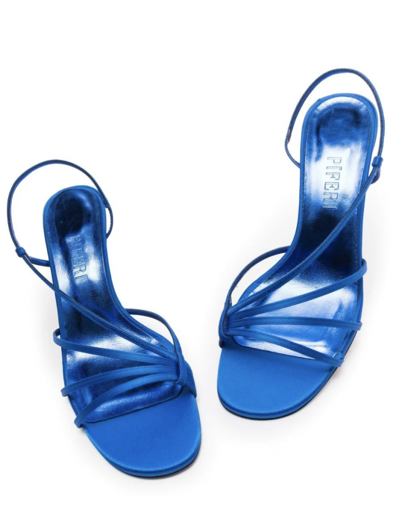 Las prescriptoras de moda saben que es tendencia llevar zapatos azules