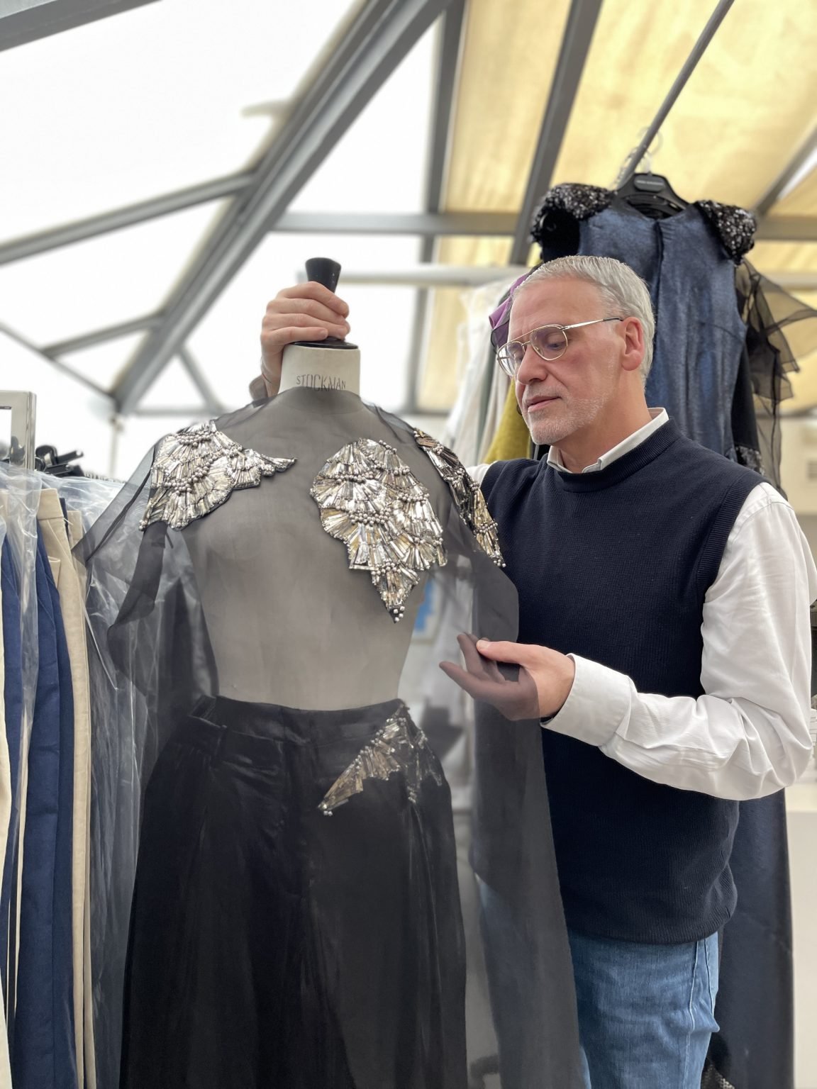 Charlamos con el diseñador que ha revivido la icónica Ángel Schlesser