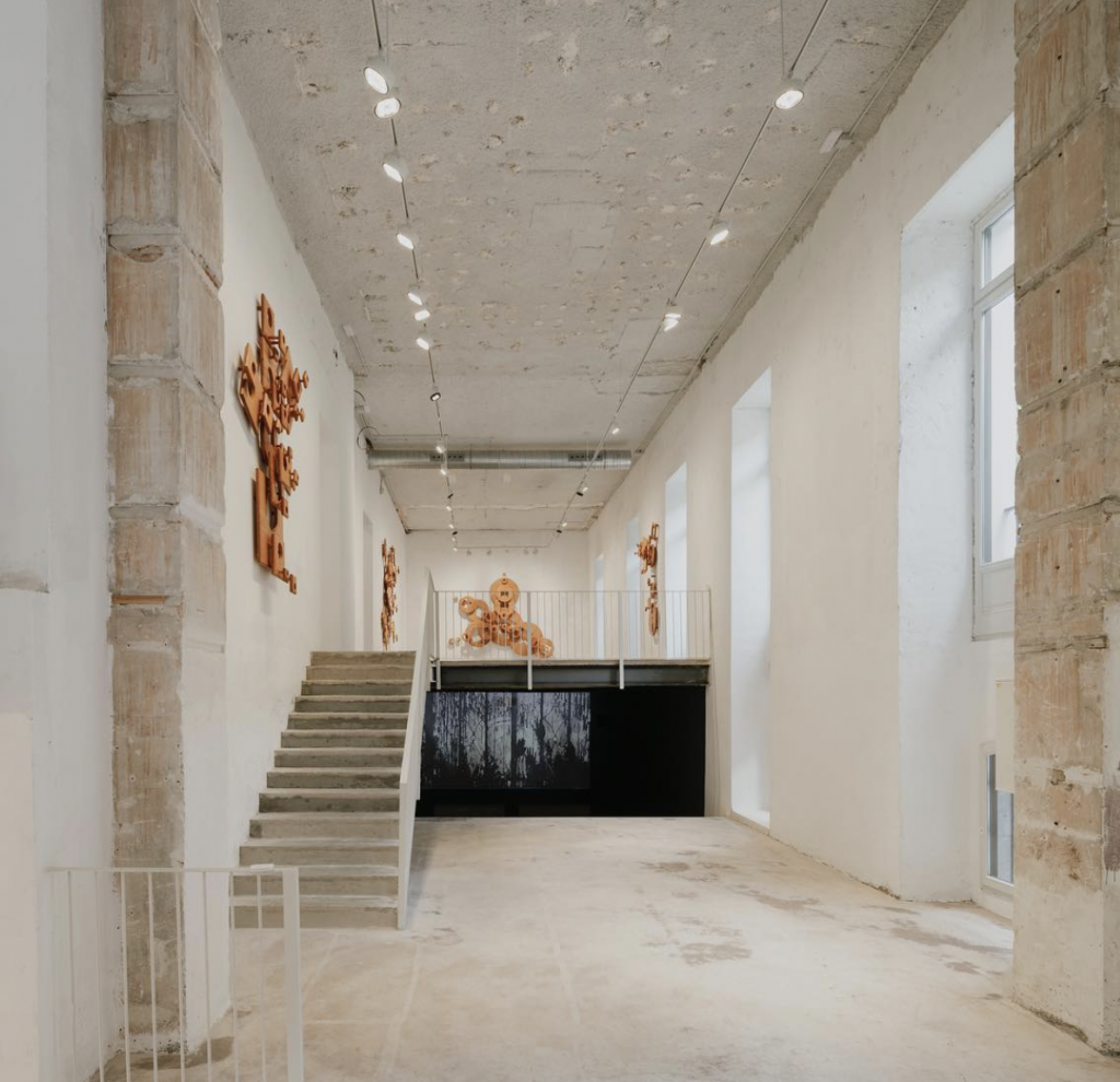 La galería Albarrán Bourdais viste de arte el antiguo taller de Loewe