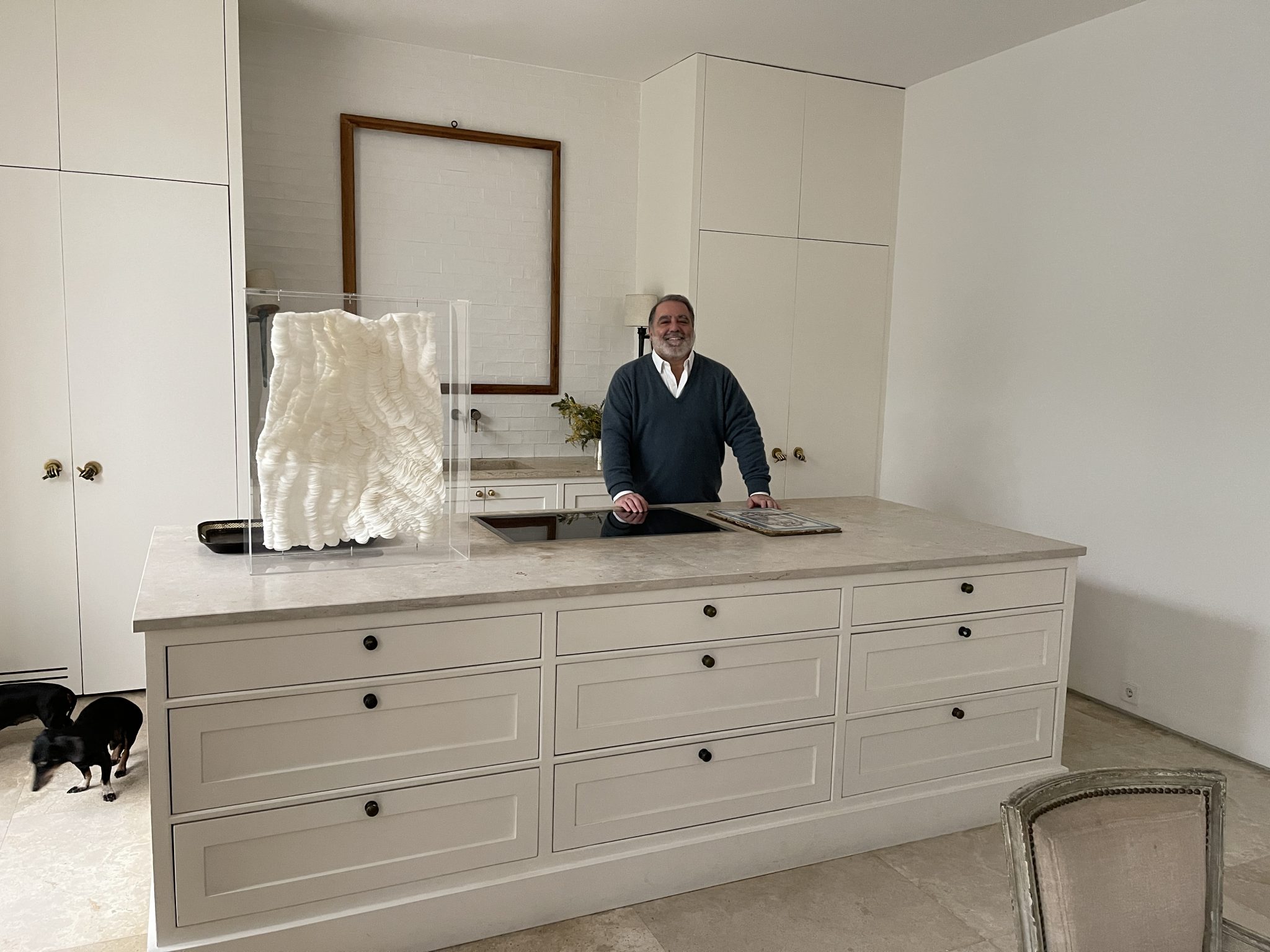 En casa de Luis Puerta, el elegante y atemporal decorador que nunca sigue las tendencias