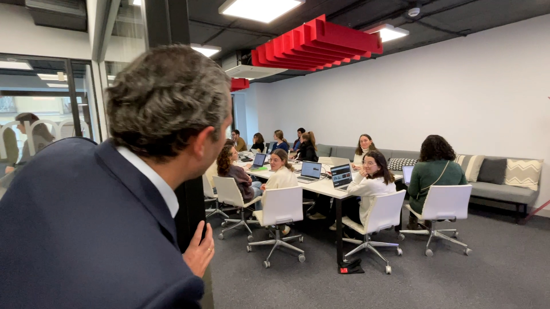 Gonzalo Brujó, CEO de Interbrand, nos recibe en su despacho