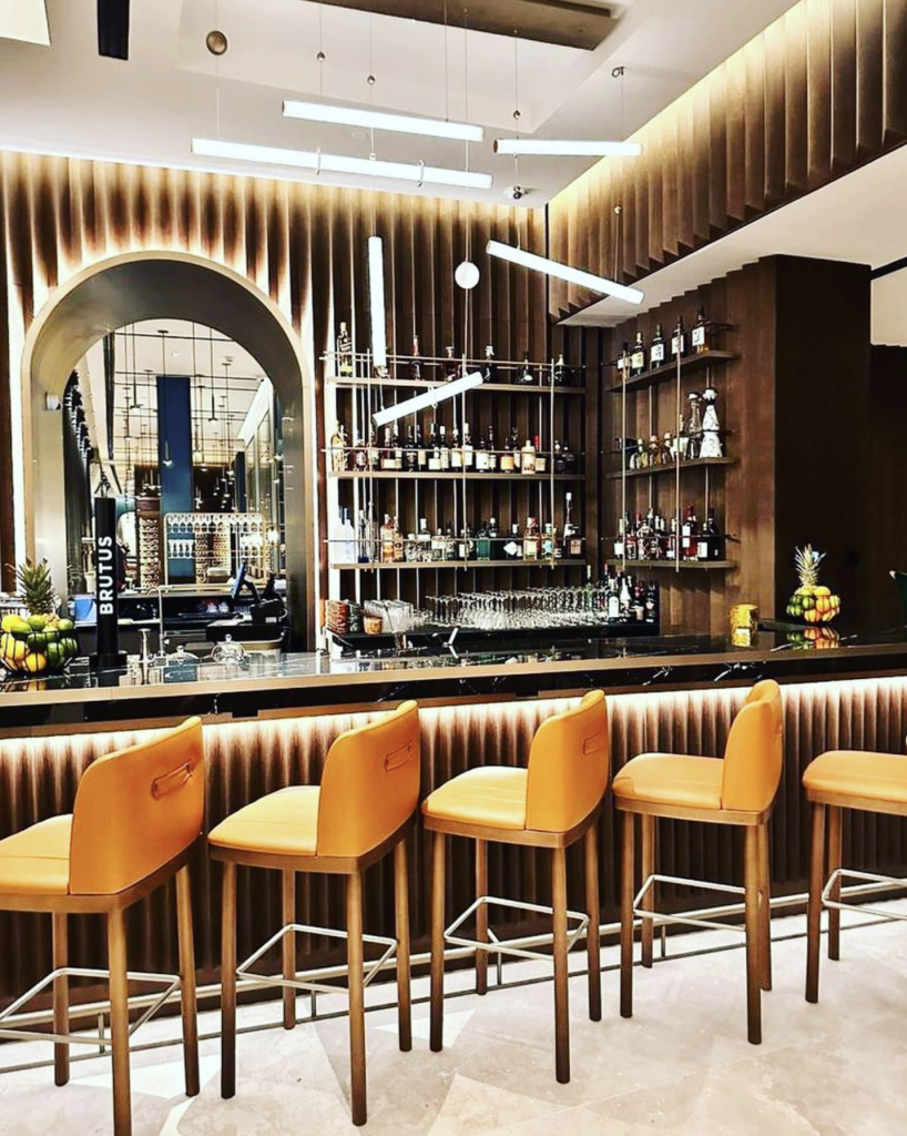 Descubrimos 5 restaurantes escondidos en los mejores hoteles de Madrid.