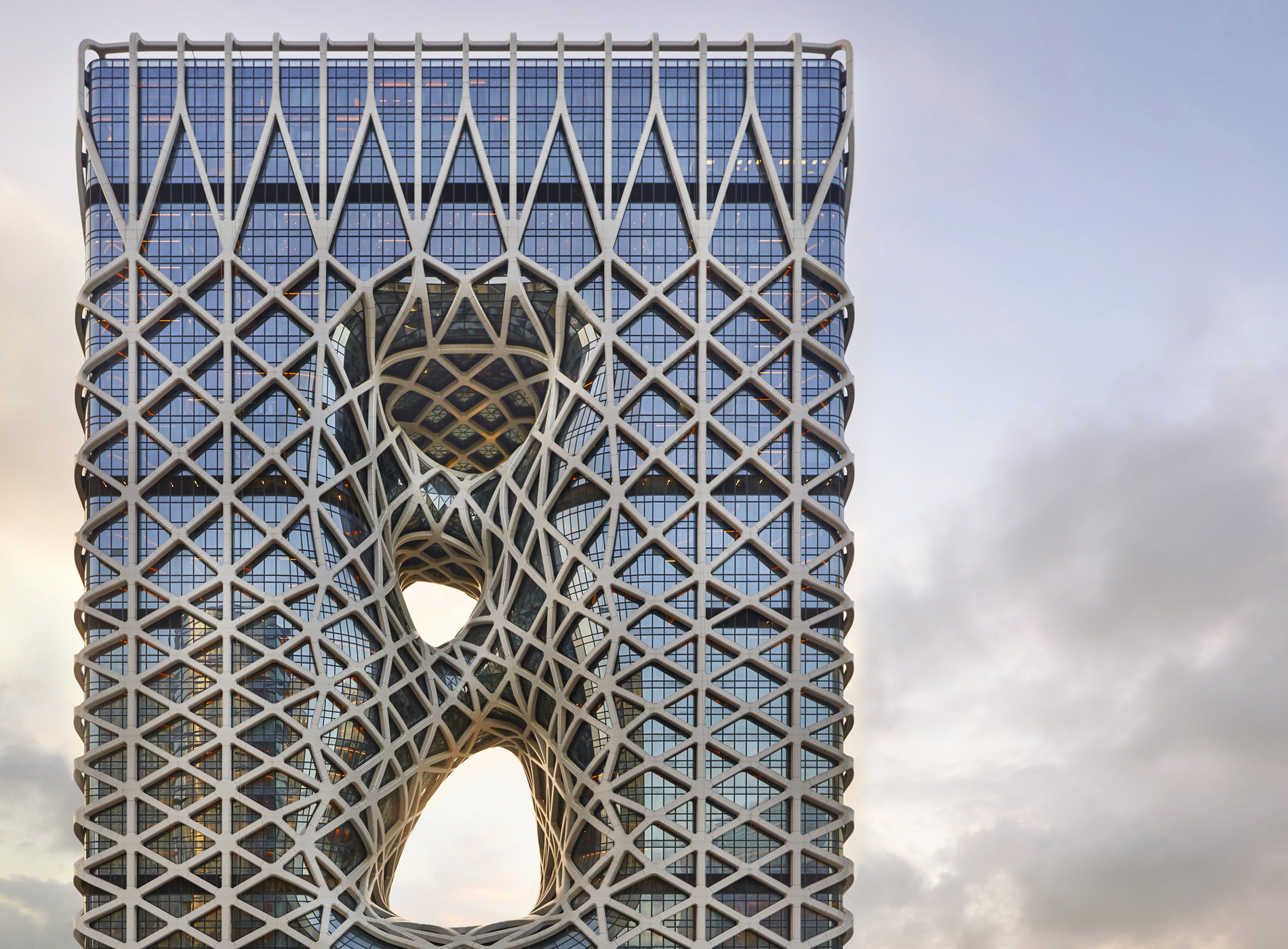 El hotel diseñado por Zaha Hadid que hace honor al deconstructivismo