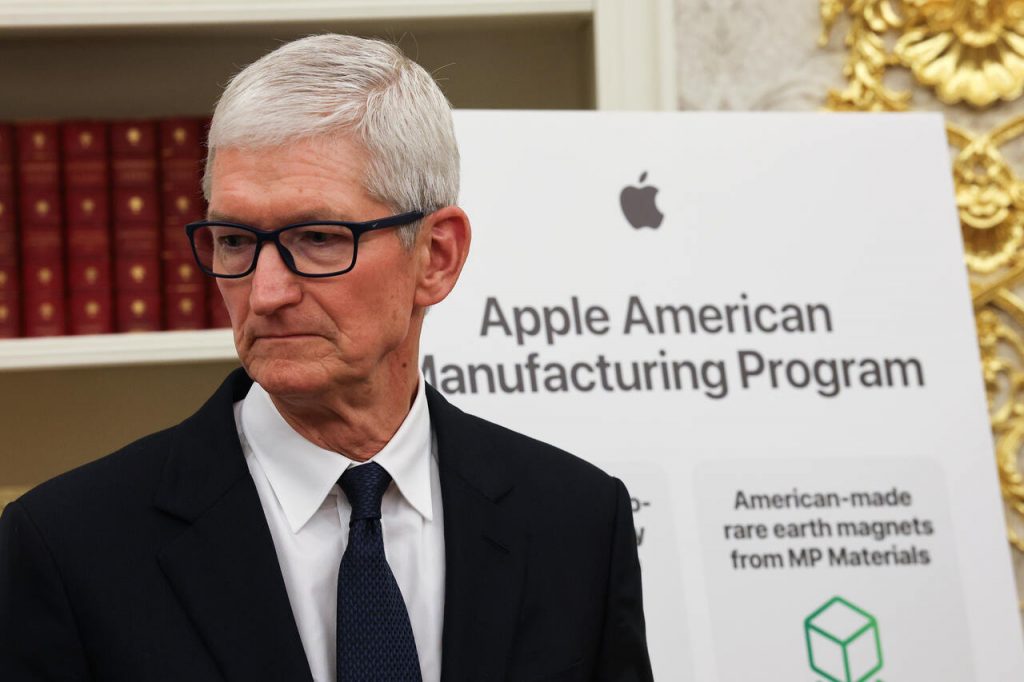 Tim Cook, CEO de Apple y responsable del iPhone 17, gana 73 millones en ...