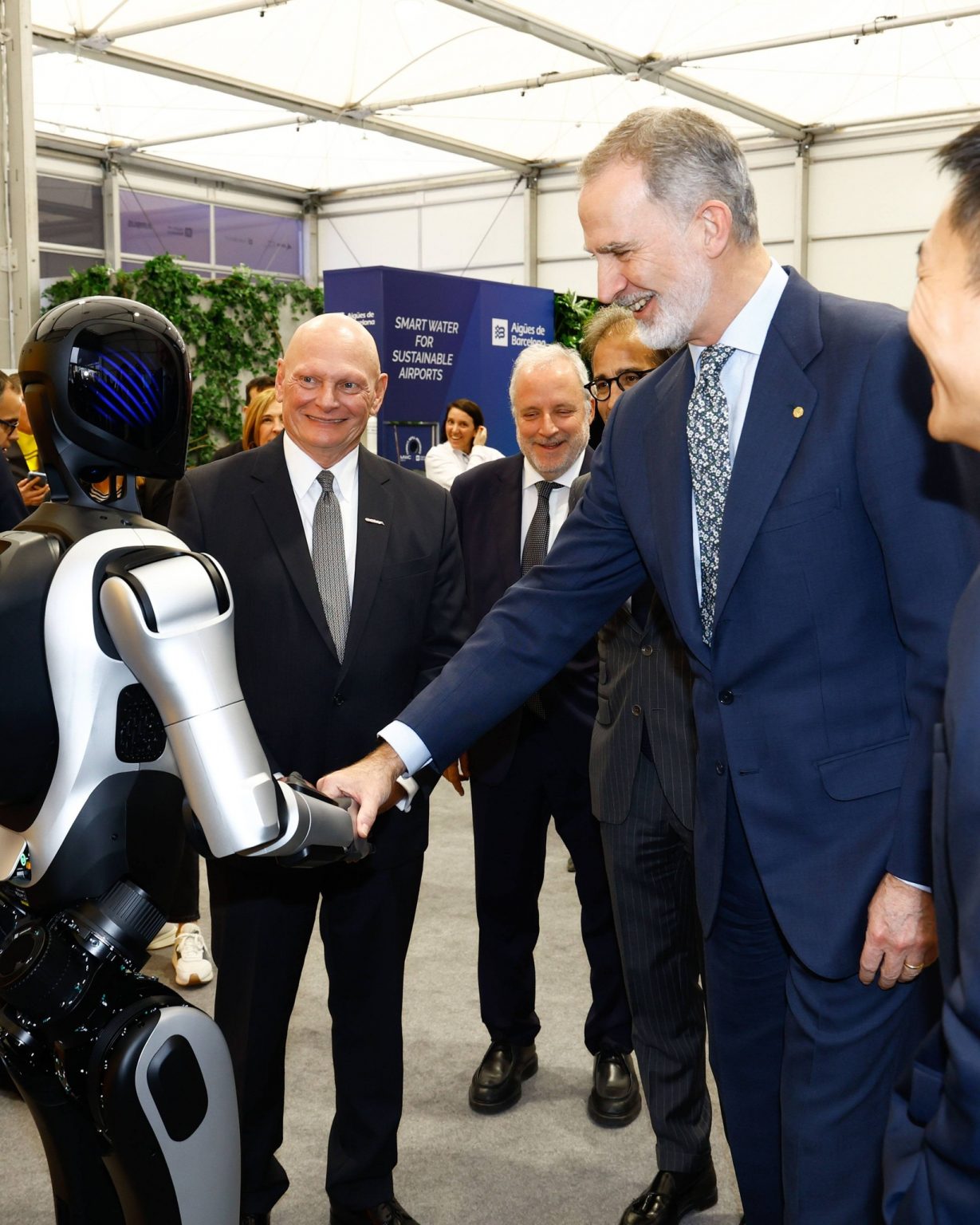 El robot que ha saludado al Rey Felipe VI en el MWC 2026 de 13.000