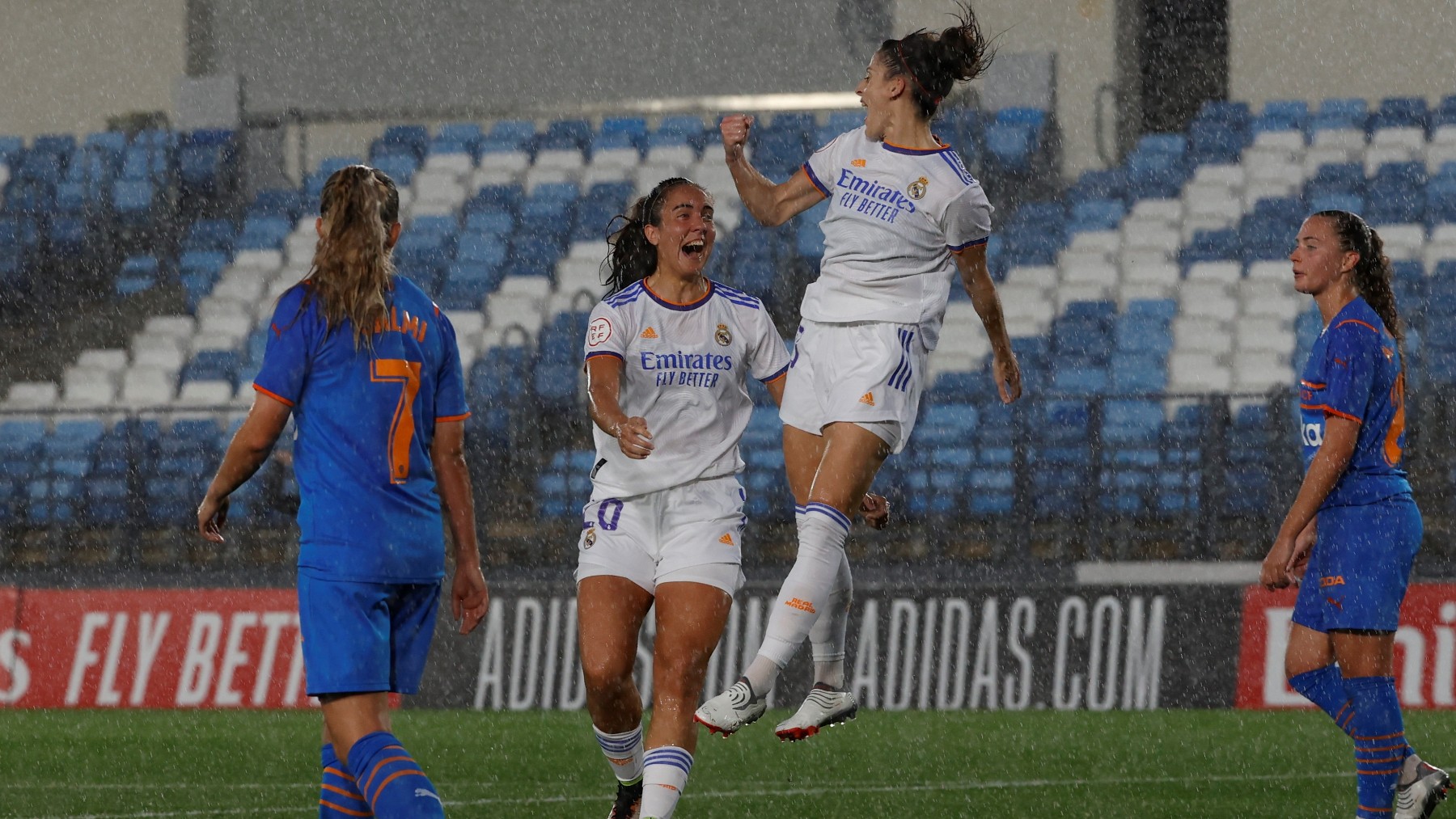 Esther González salva al Real Madrid en el diluvio