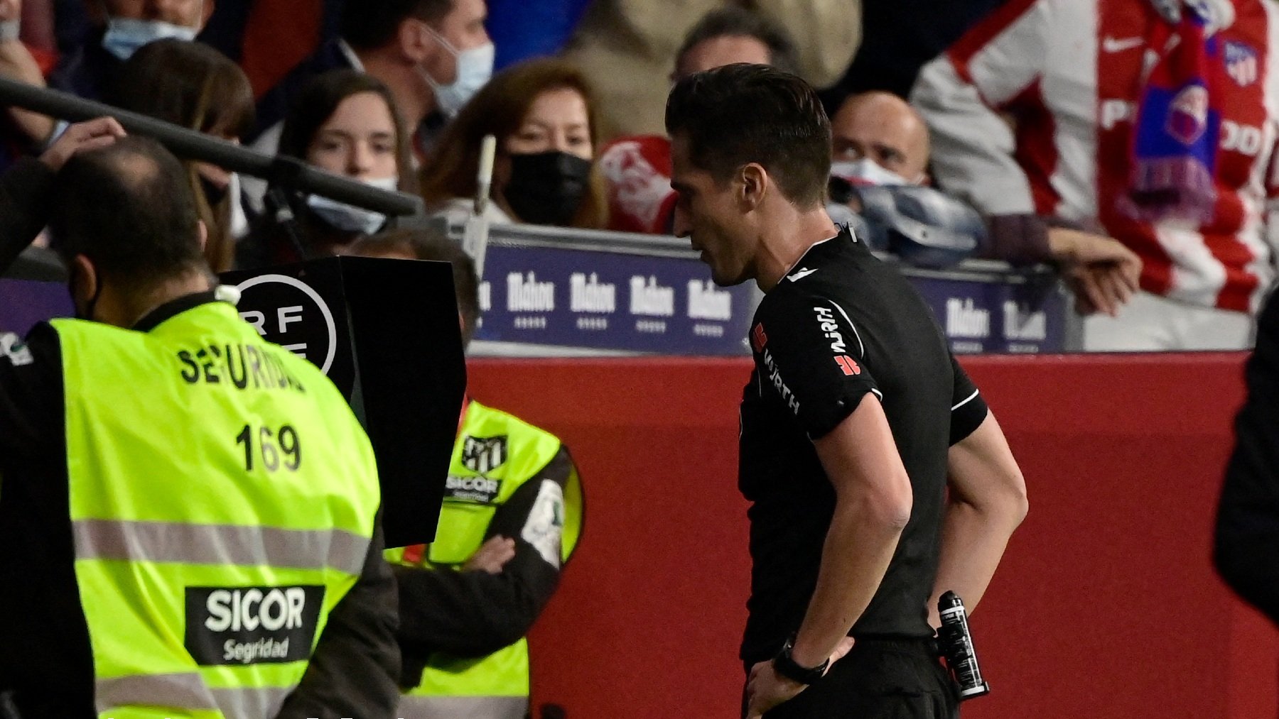 Munuera Montero, el árbitro del "todo OK" y que 'celebró' un gol al ...