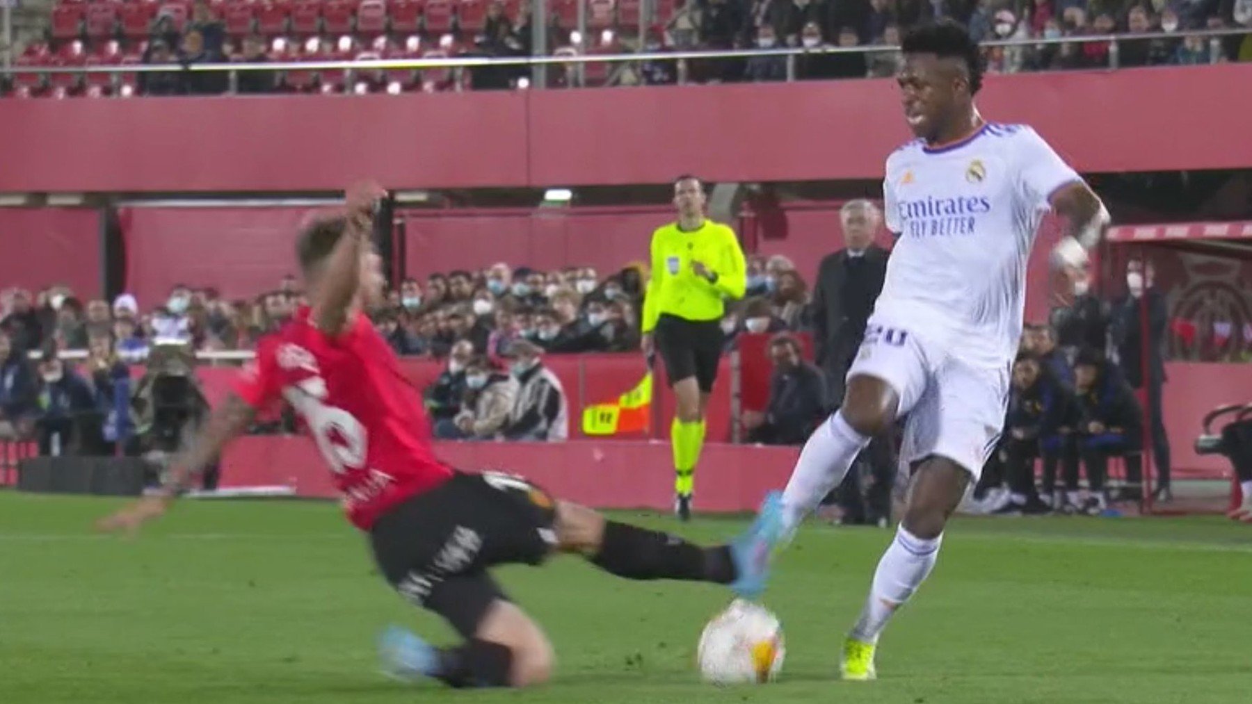 Vinicius se reencuentra con Maffeo tras la salvaje entrada de la ...