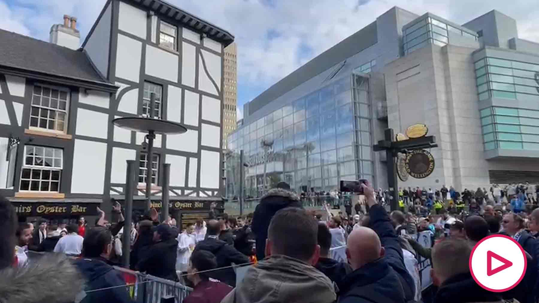 Los aficionados del Real Madrid en Mánchester: "¡Gibraltar es español!"