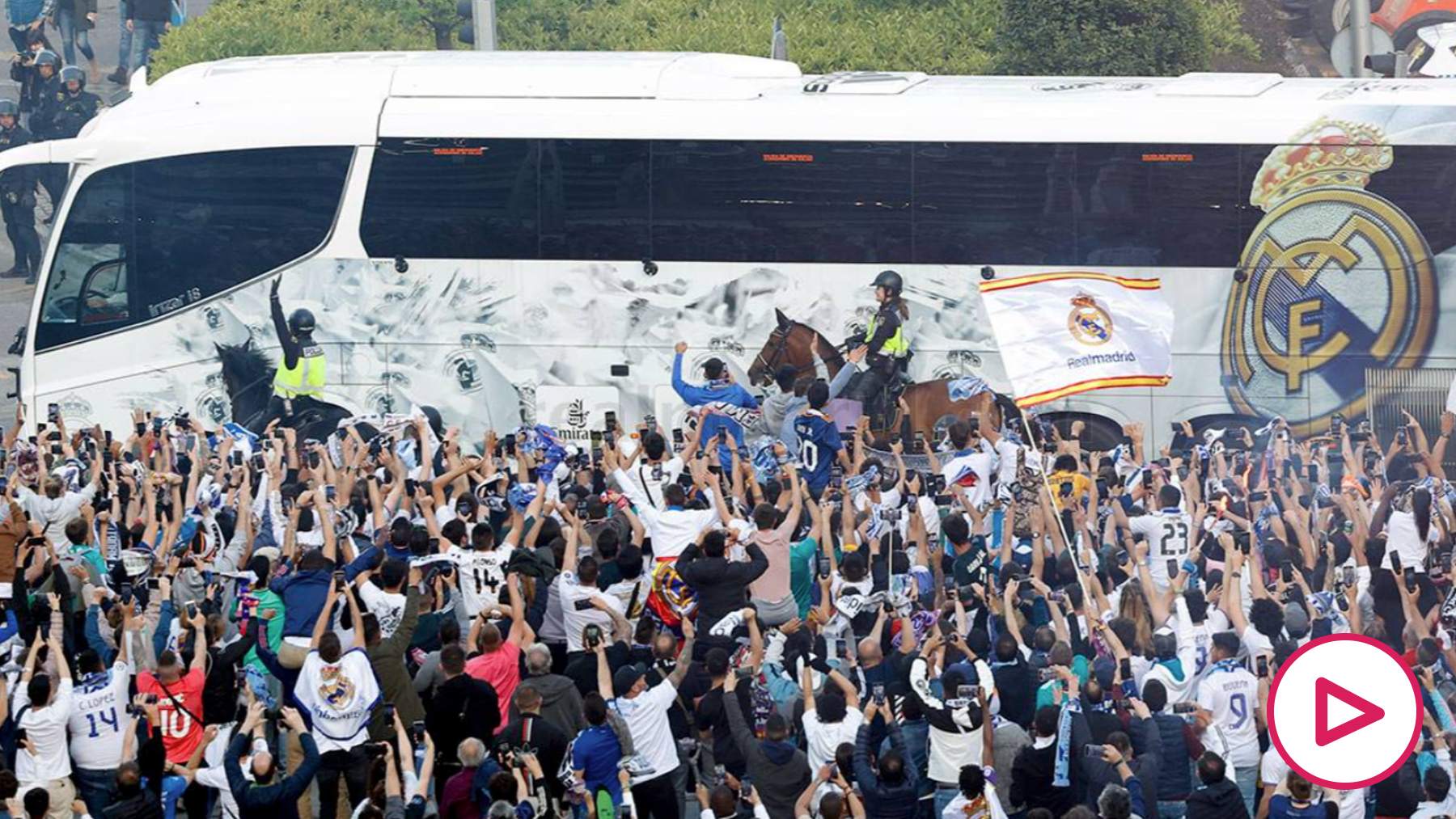 Apoteósica llegada del autobús del Real Madrid al Santiago Bernabéu
