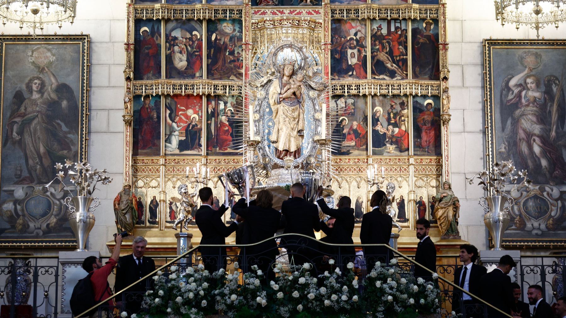 El Real Madrid ofreció la Champions a la Virgen de la Almudena