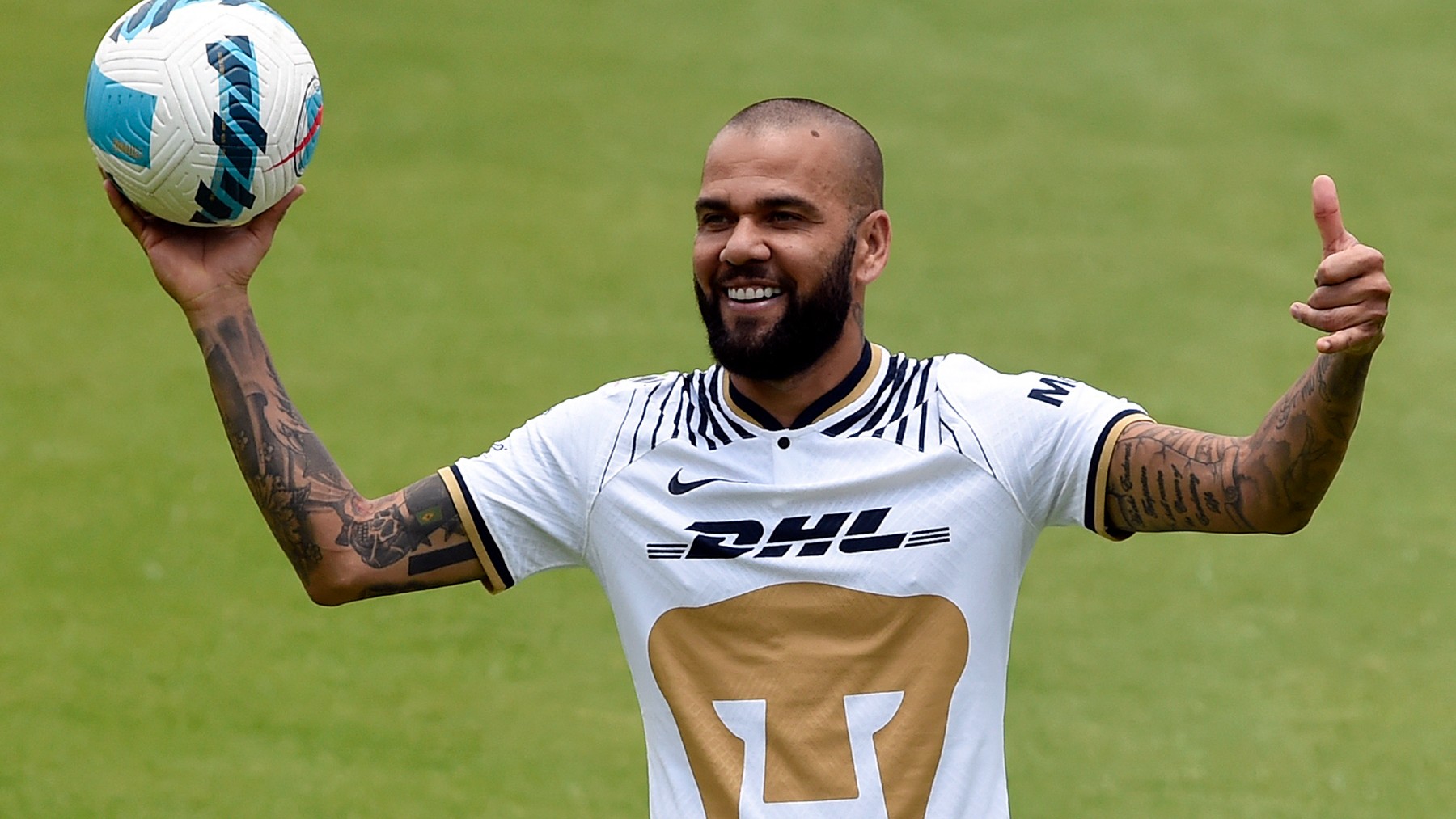 Nuevo ataque al Madrid en la vuelta al Camp Nou de Dan Alves