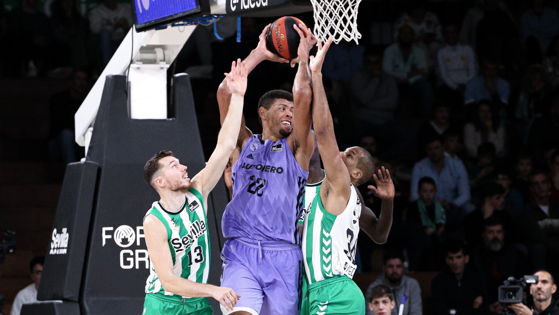 Walter Tavares dirige el cómodo triunfo ante el Betis