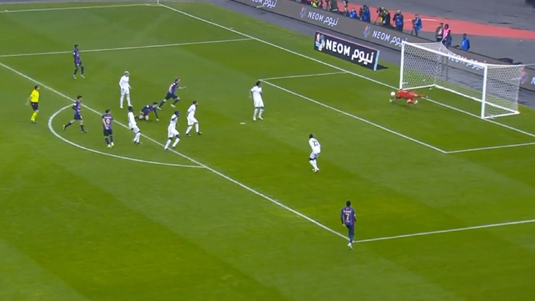 La descomunal parada de Courtois para evitar el gol de Lewandowski