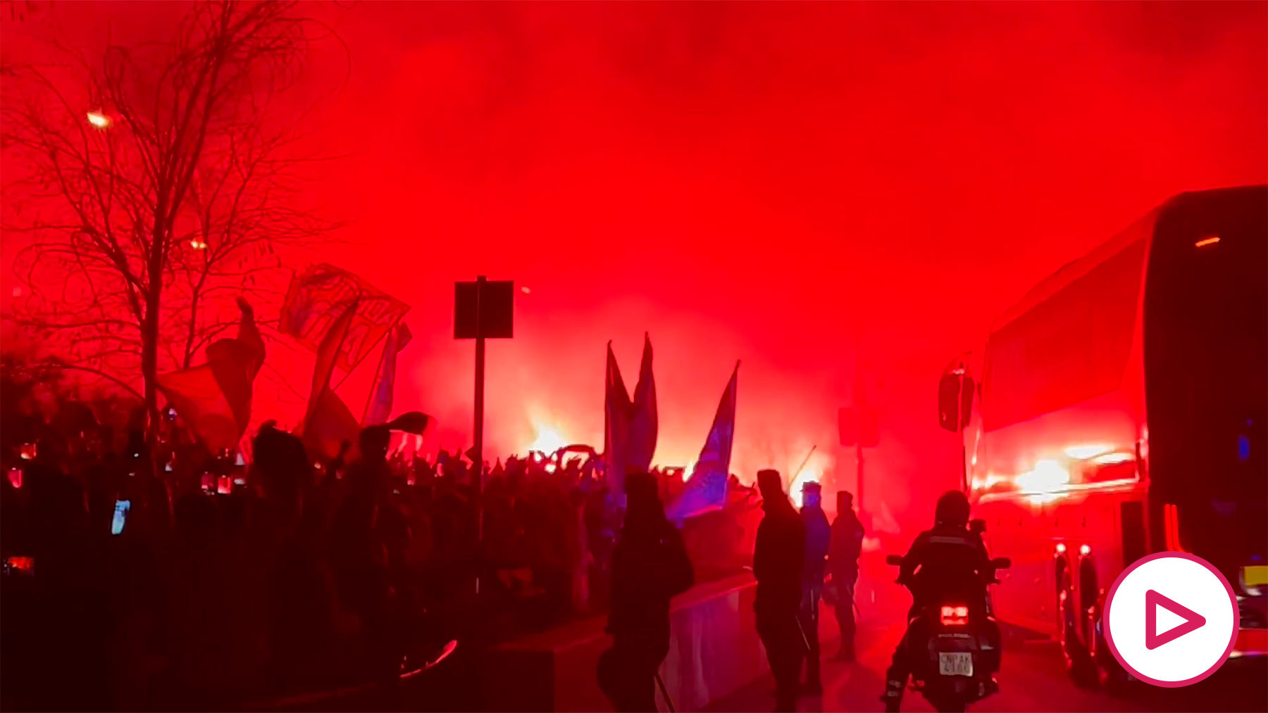 Los ultras del Atlético despiden el autobús de su equipo con cánticos ...