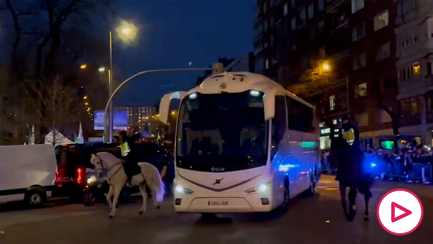 Como en las grandes noches: el espectacular recibimiento al autobús del ...