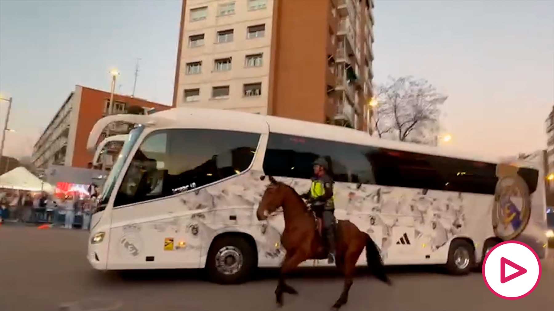 Cientos de madridistas arropan al autobús del Real Madrid antes del ...