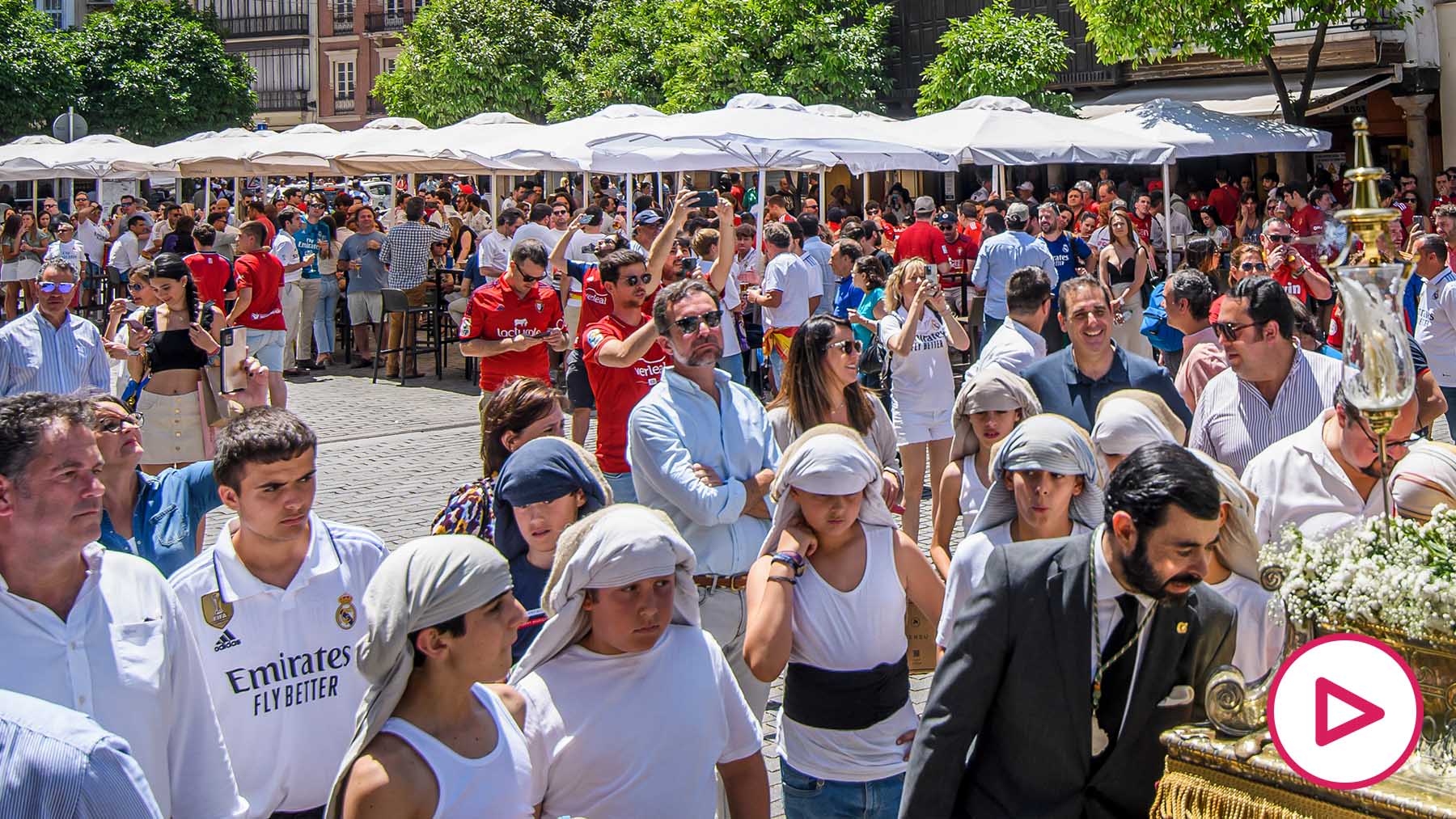 Como en las grades finales: la afición del Madrid tiñó de blanco Sevilla