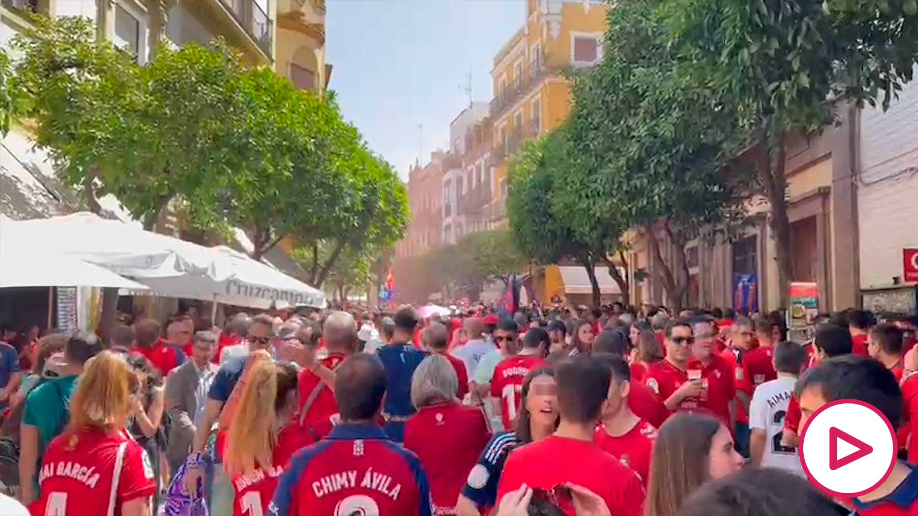 Los aficionados de Osasuna inundan las calles de Sevilla