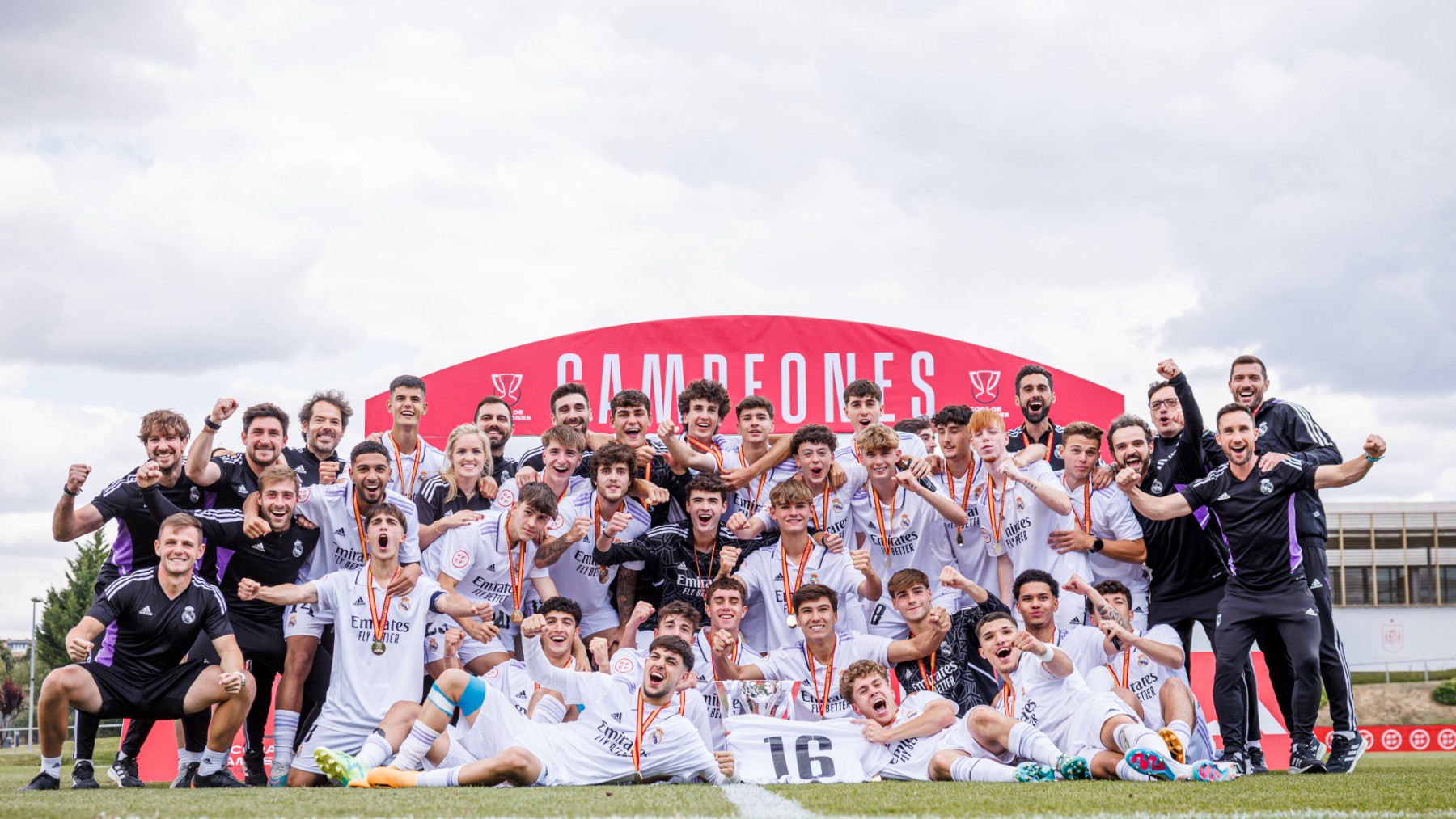 Así fue la celebración del Juvenil A de Arbeloa tras proclamarse ... Así fue la celebración del Juvenil A de Arbeloa tras proclamarse ...