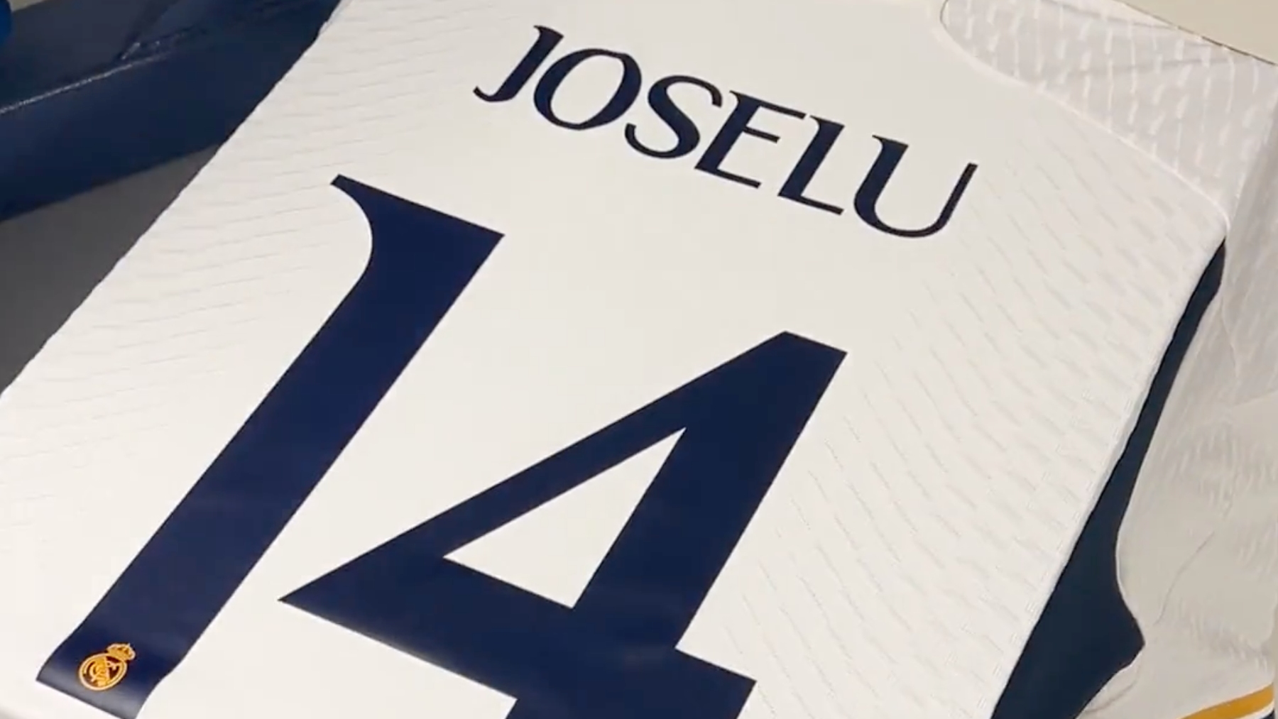 Joselu llevará el dorsal 14... y el 9 sigue libre