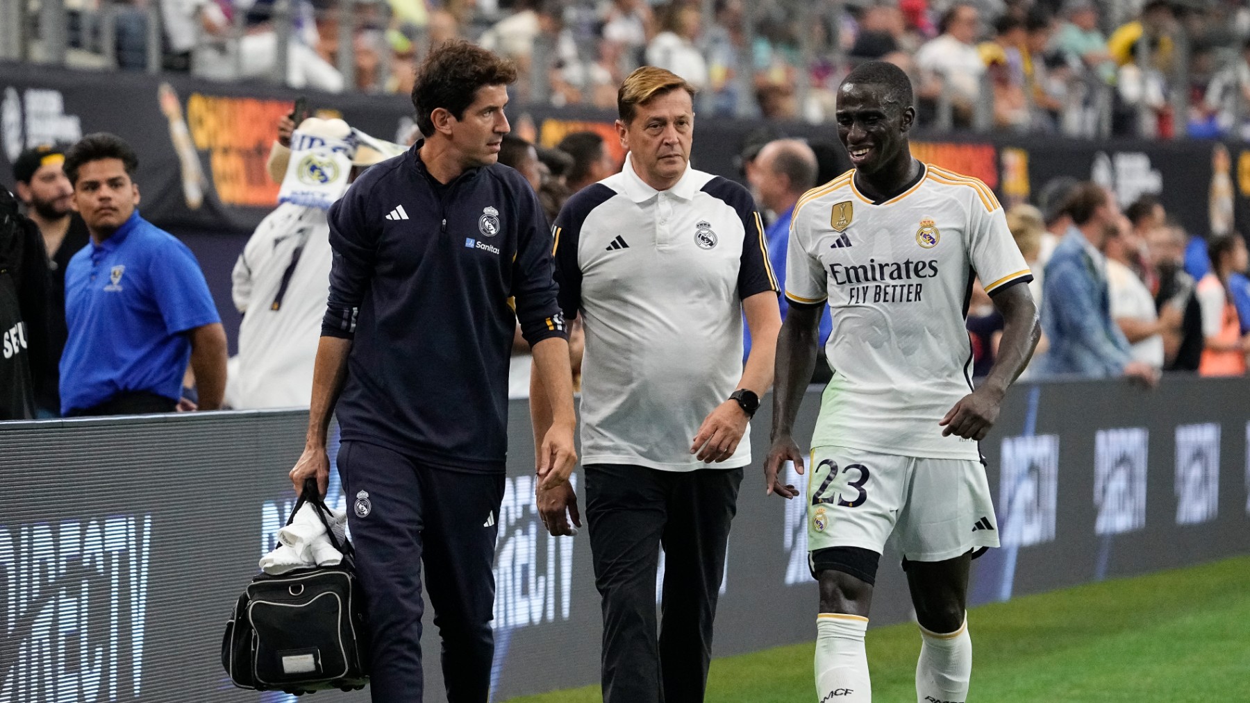 Mendy tuvo que ser sustituido en la primera parte por lesión