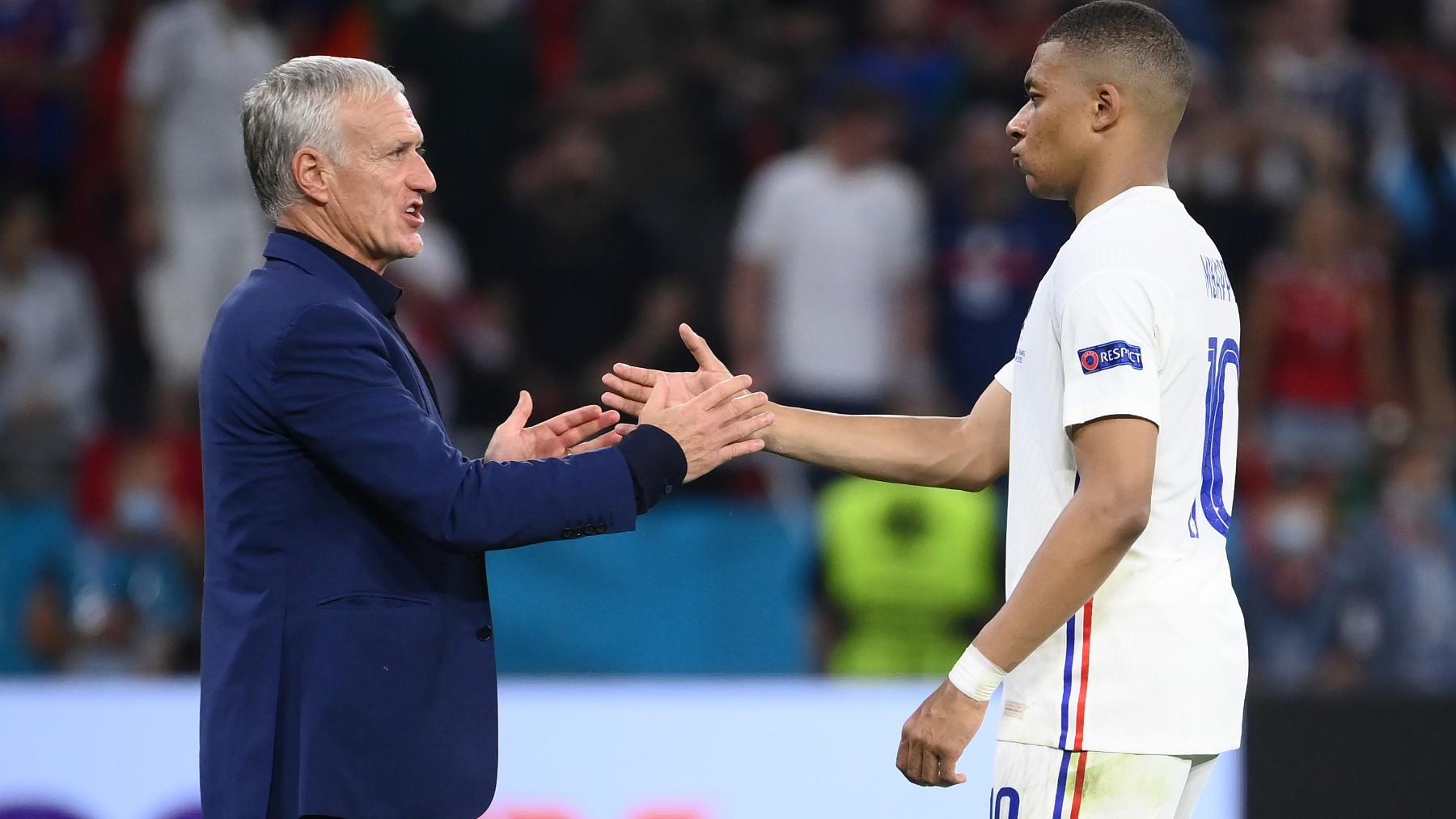 Deschamps saca la cara por Mbappé: "No hay que olvidar que el empleador ...