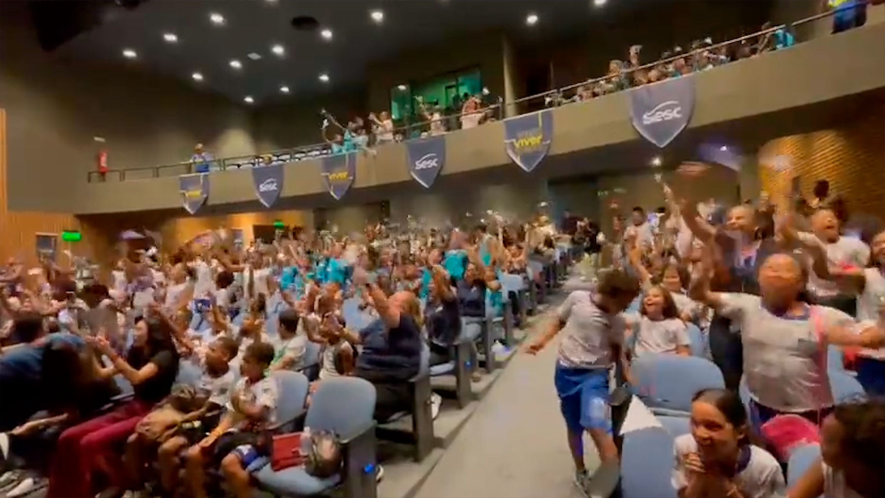 La bonita reacción de los niños el Instituto Vini Jr. al Trofeo ...