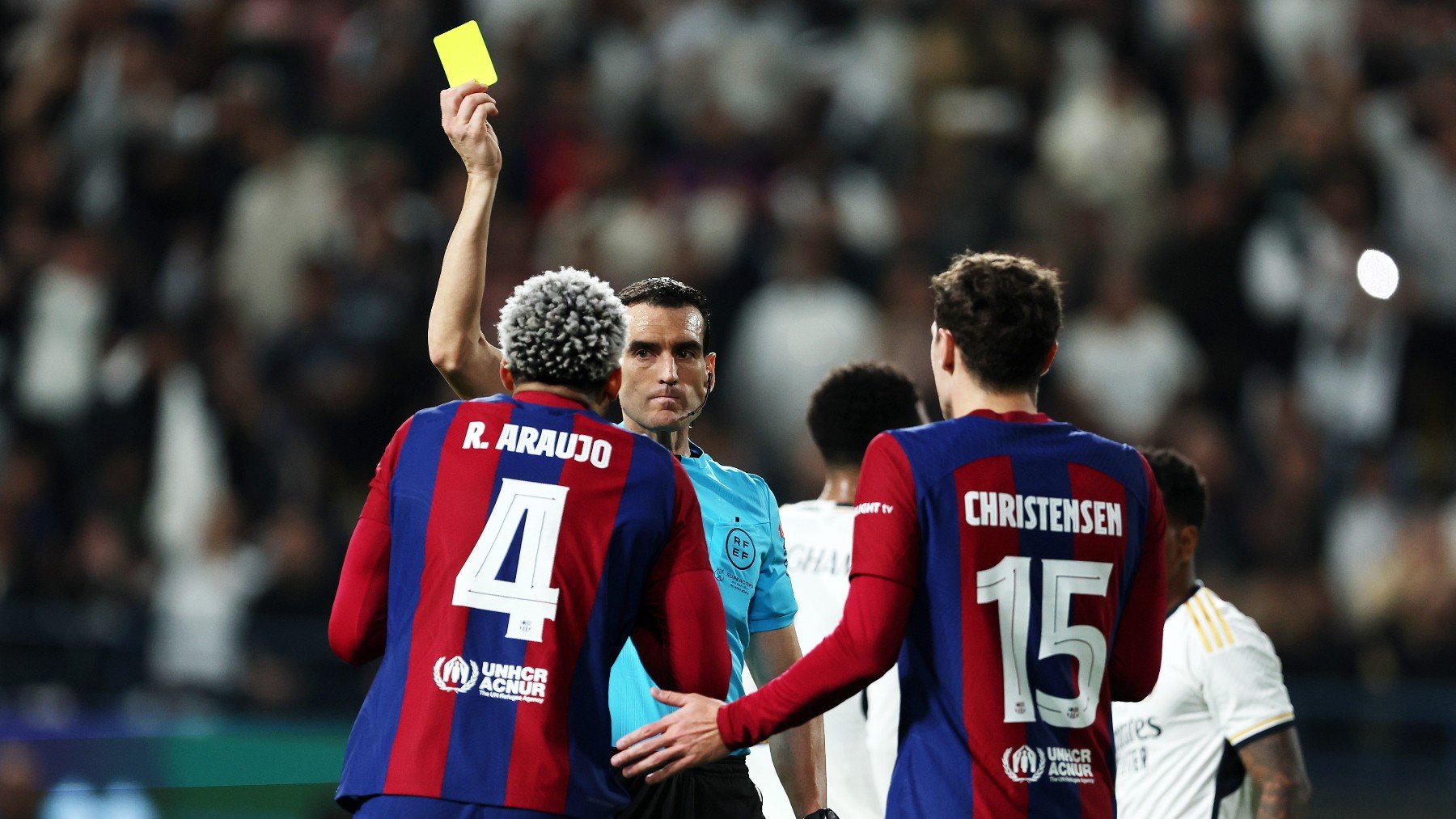 Araujo claudicó ante Vinicius: penalti claro y expulsado en el minuto 72