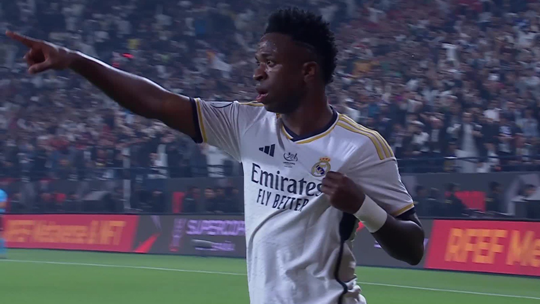 Vinicius imitó a Cristiano con un hat-trick en 38 minutos y una ...