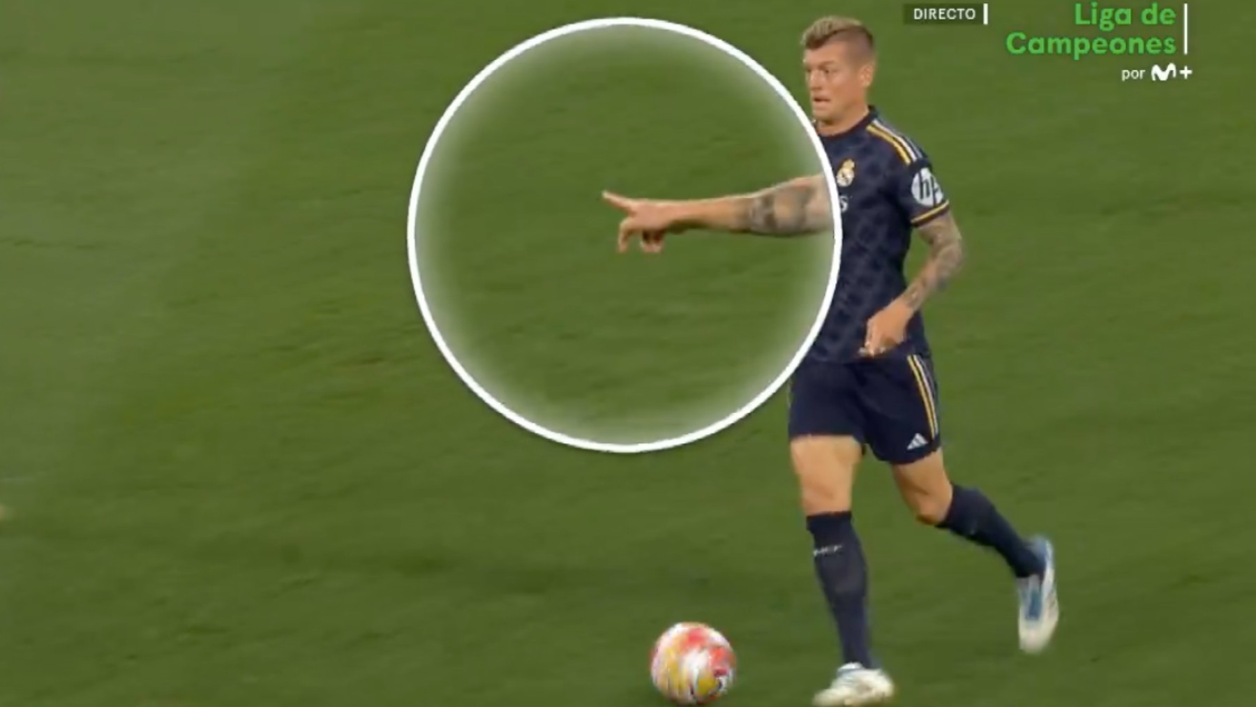 Lo que no se vio del pase mágico de Kroos a Vinicius: el gesto con la mano ya es medio gol