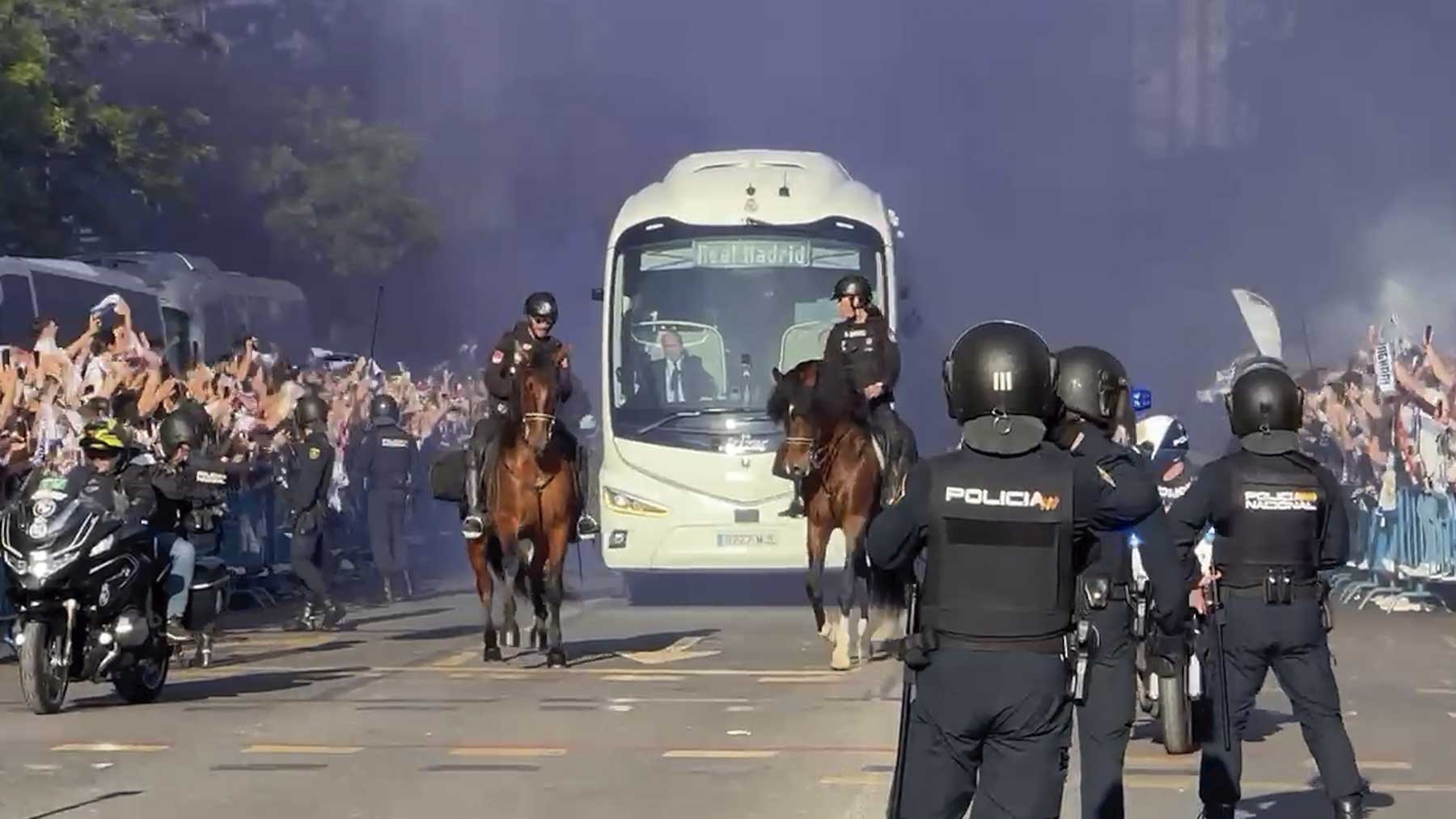 Como nunca antes se había visto: así fue la llegada del autobús del ...