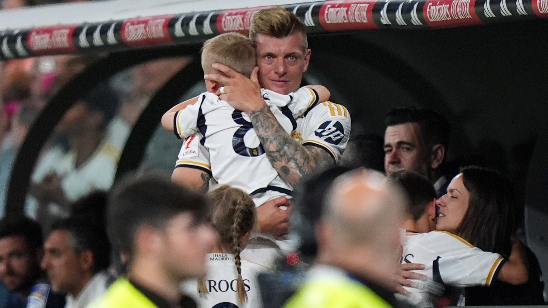 Kroos se abrazó emocionado con sus hijos tras ser despedido por un Bernabéu entregado y en pie