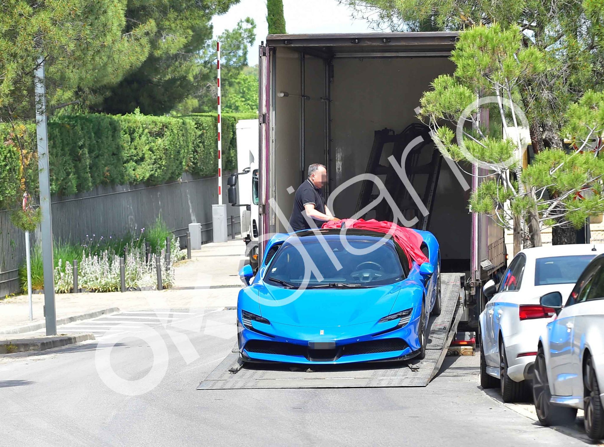 Fotos exclusivas de la mudanza de Mbappé a 'La Finca': así llegó su ...