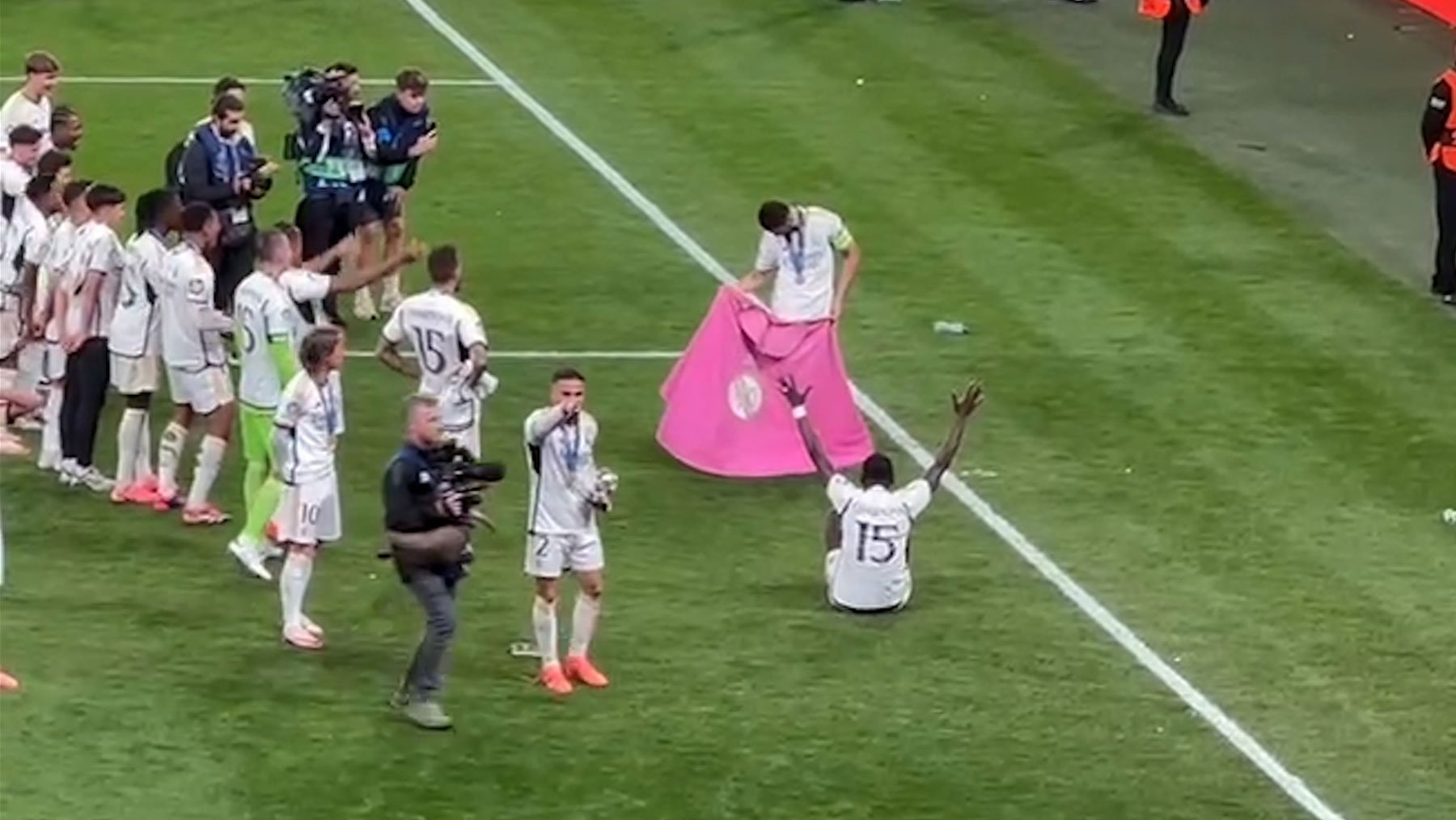 Nacho cumplió con la tradición y sacó el capote en la celebración de la ...