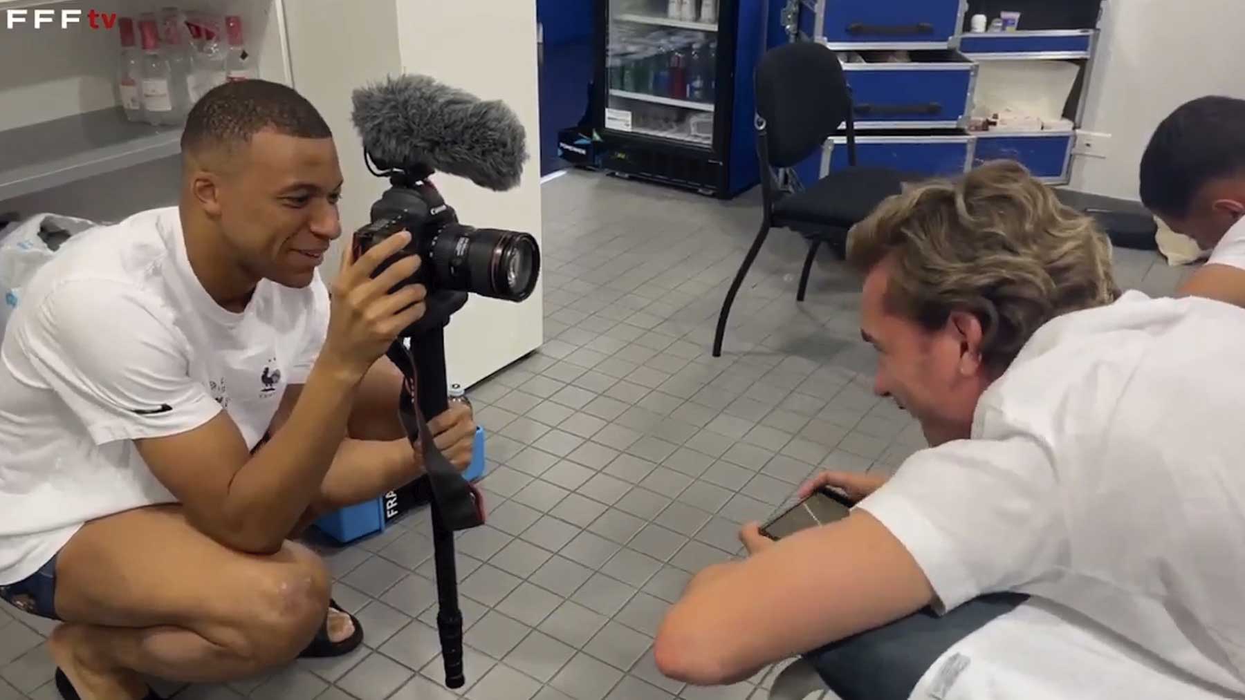 Mbappé se pasa al periodismo y hace una divertida entrevista a ...