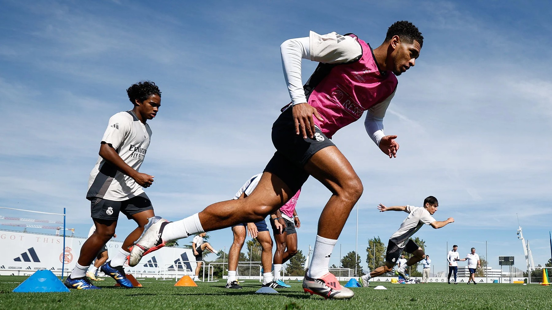 Bellingham y Tchouaméni se entrenan antes de la Champions; Militao se ...