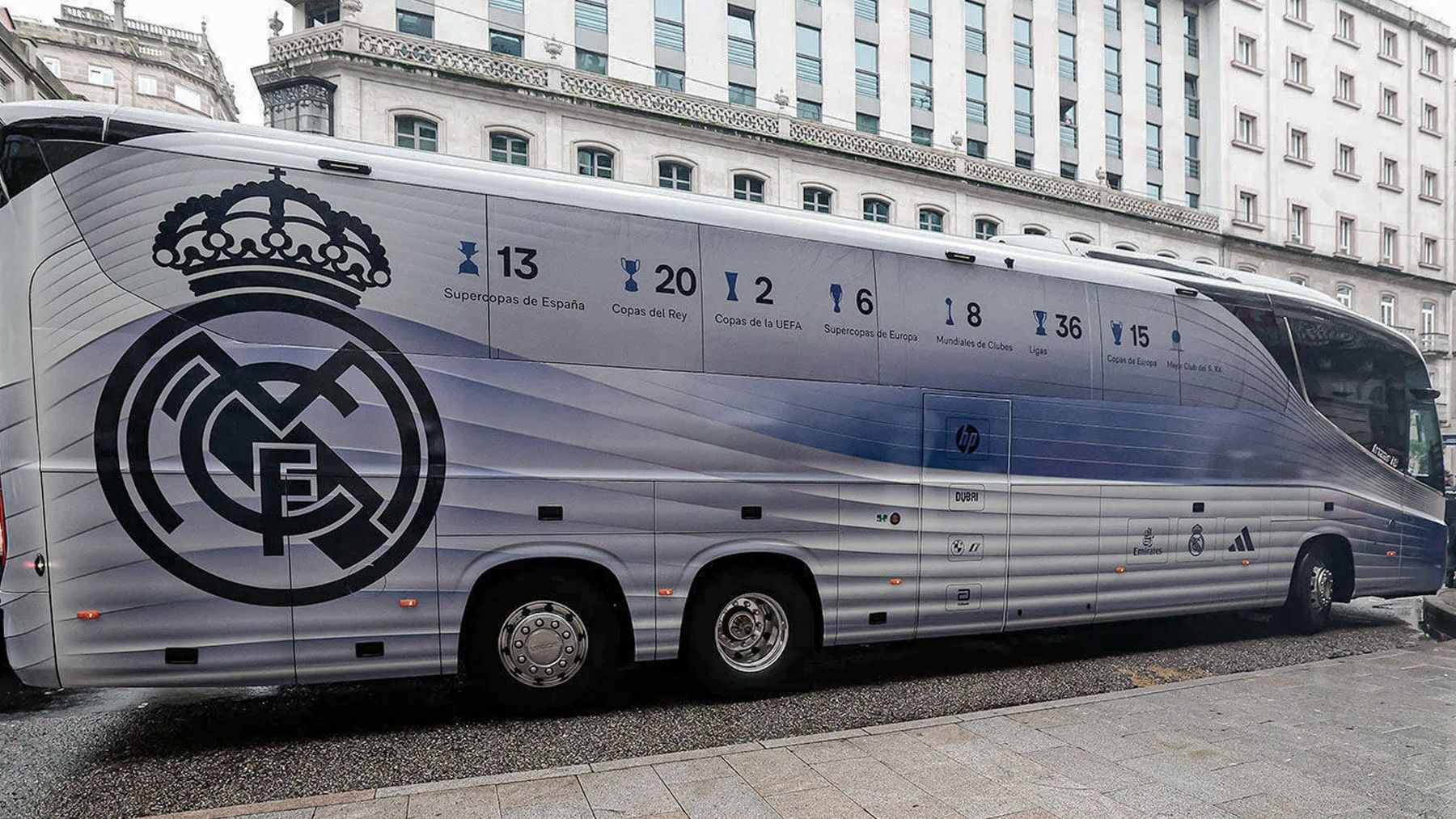El Real Madrid estrena su espectacular nuevo autobús en Vigo