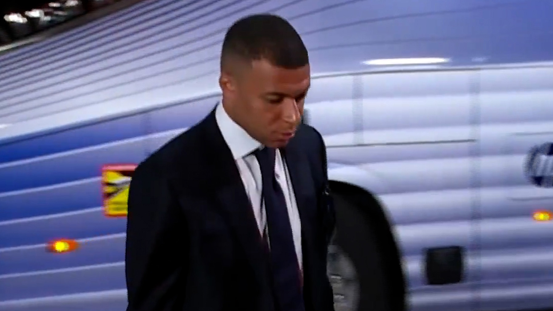 La comentada cara de Mbappé a su llegada a la final de la Copa del Rey ...