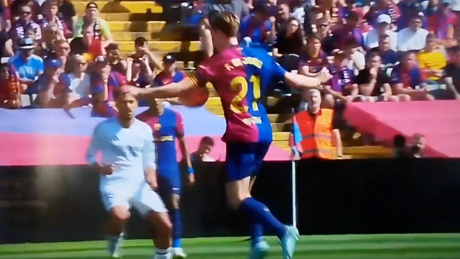 Martínez Munuera apaga el VAR: no avisa de una mano de De Jong antes ...