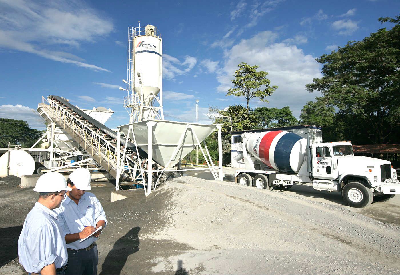 Cemex no paga los 455 millones que debe a Hacienda, pero contrata obras ...