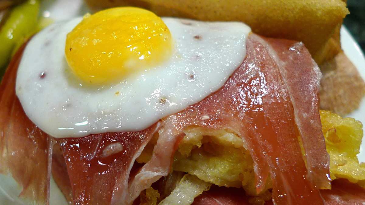 Huevos al horno con jamón y queso
